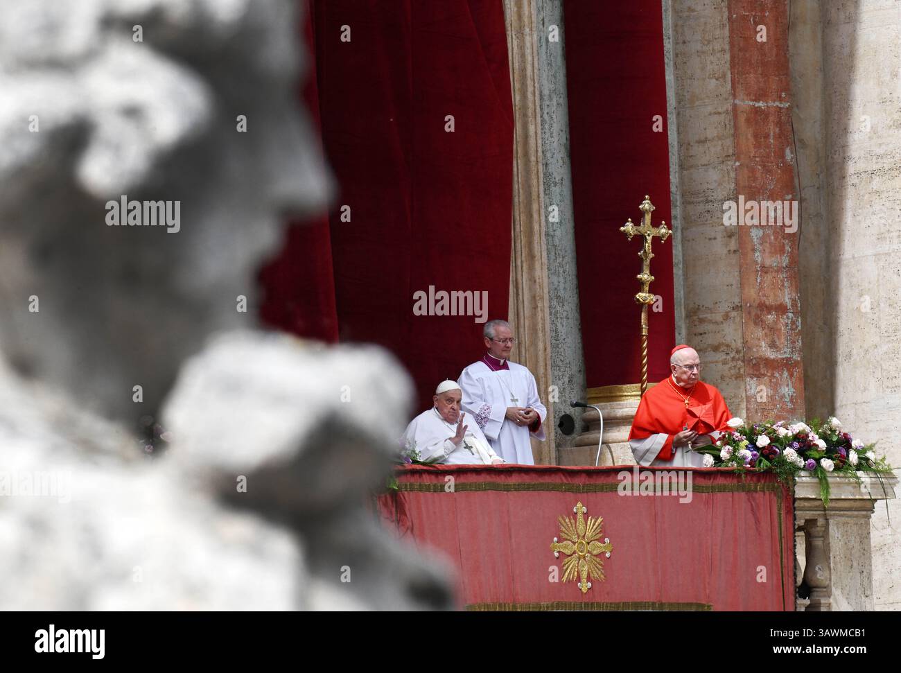 Following the Easter Sunday Mass, Pope Francis delivers his Easter ...