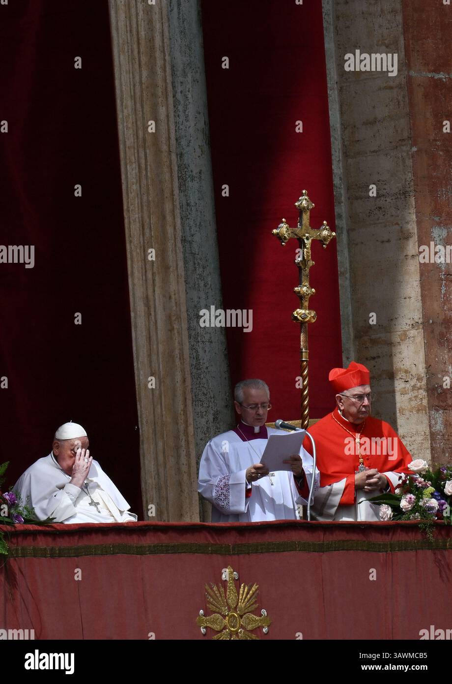Following the Easter Sunday Mass, Pope Francis delivers his Easter ...