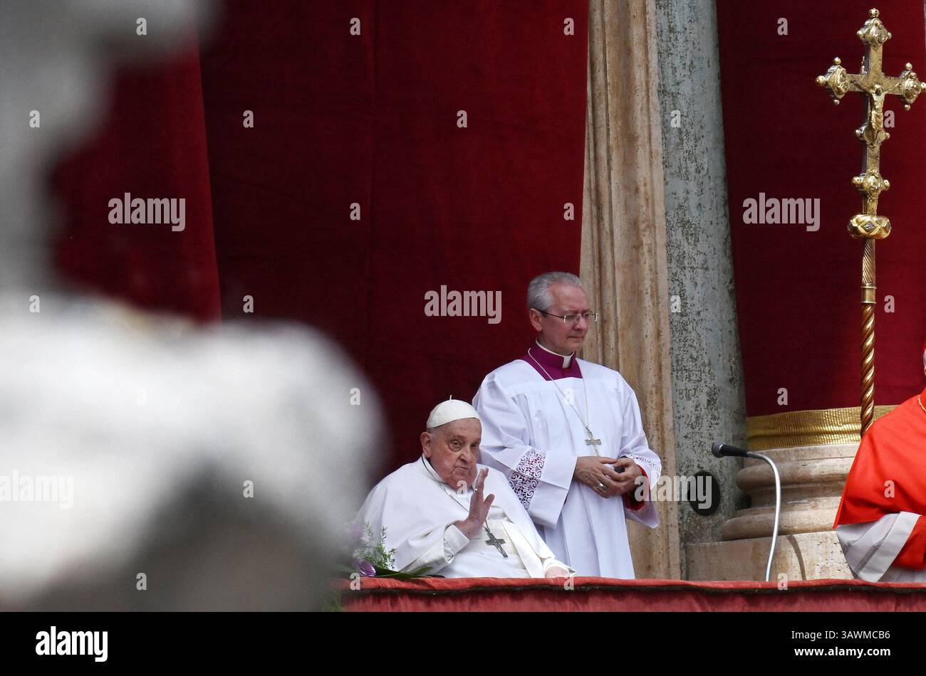 Following the Easter Sunday Mass, Pope Francis delivers his Easter ...