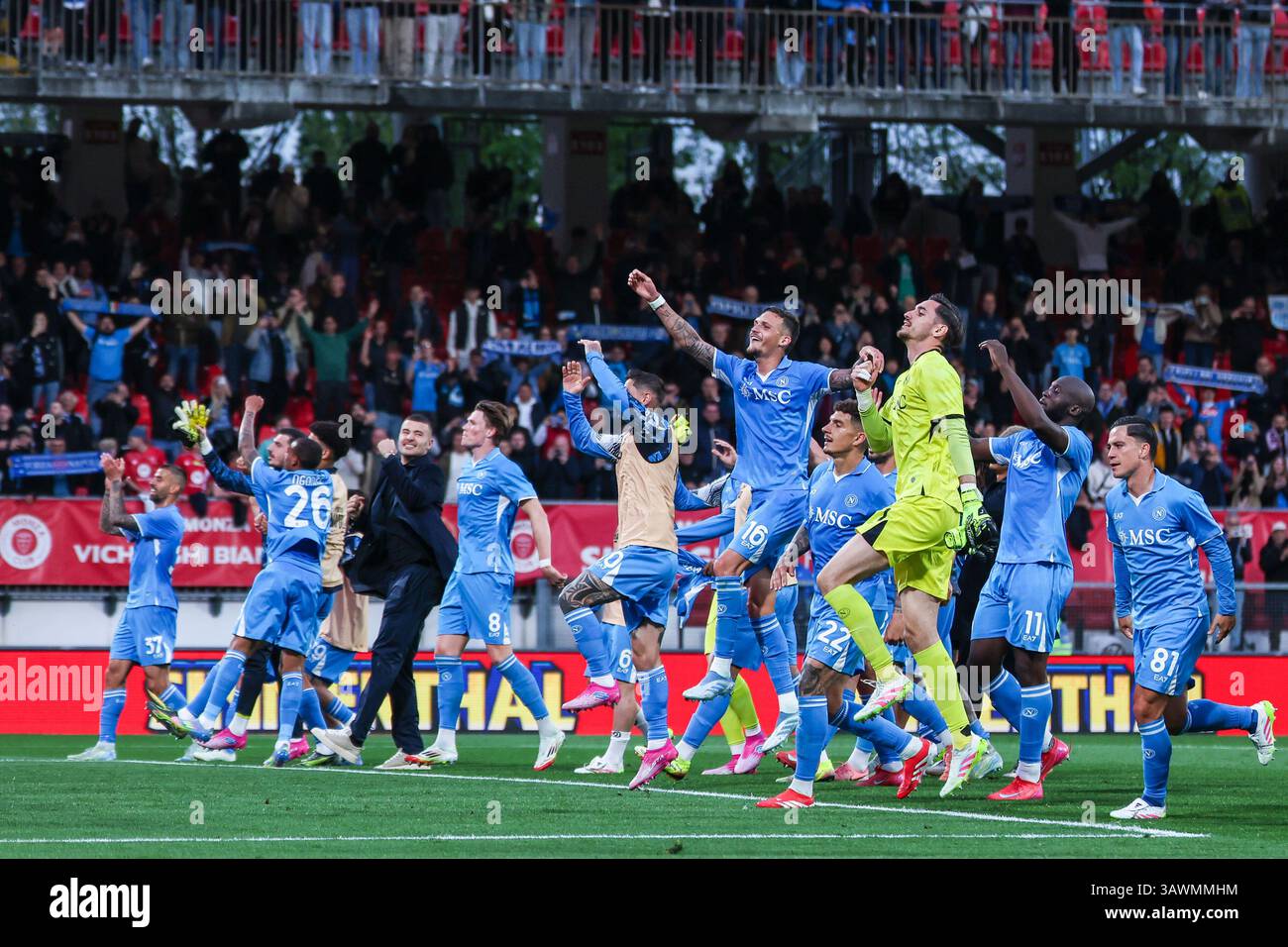 Italien. 19th Apr, 2025. SSC Napoli players celebrate the victory at ...