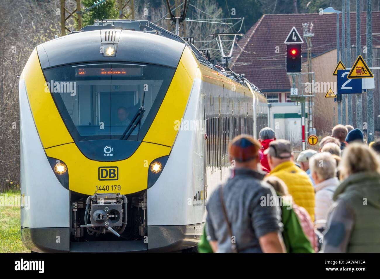 Bahnhof Hinterzarten, die S-Bahn Linie S1 nach Breisach fährt ein, Reisende am Bahnsteig ...