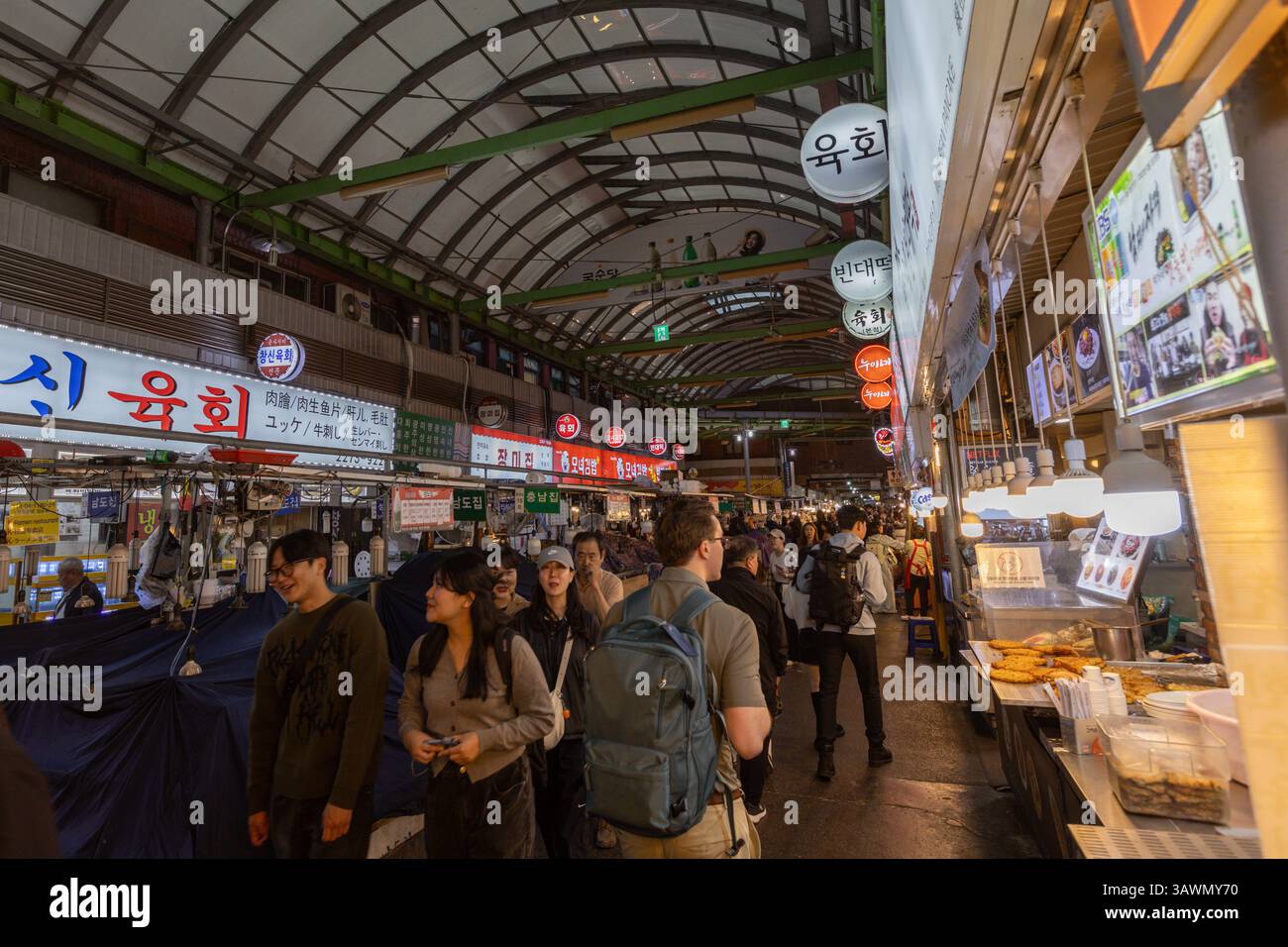 People dining on the Gwangjang Market one of the biggest food markets ...