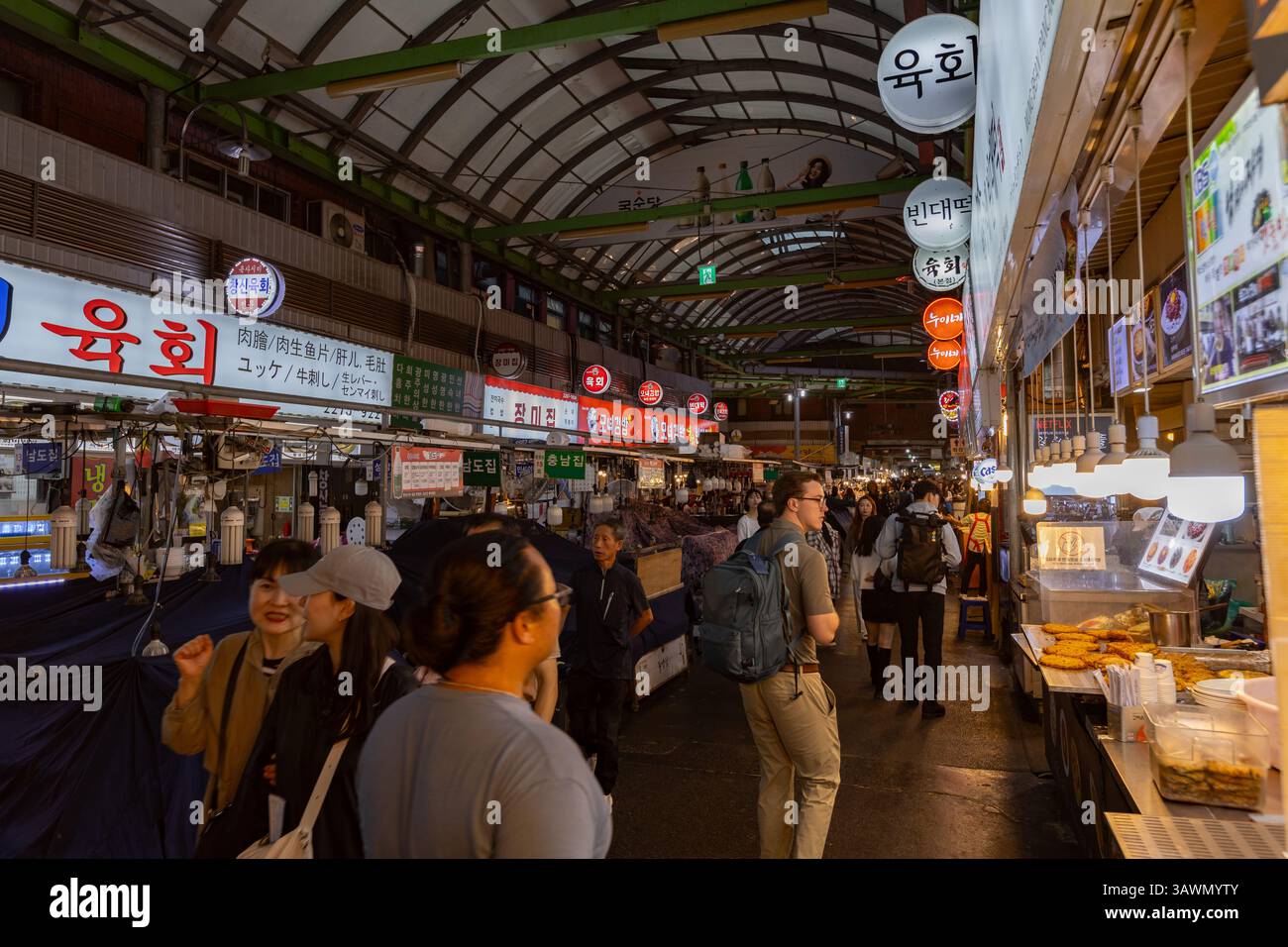People dining on the Gwangjang Market one of the biggest food markets ...