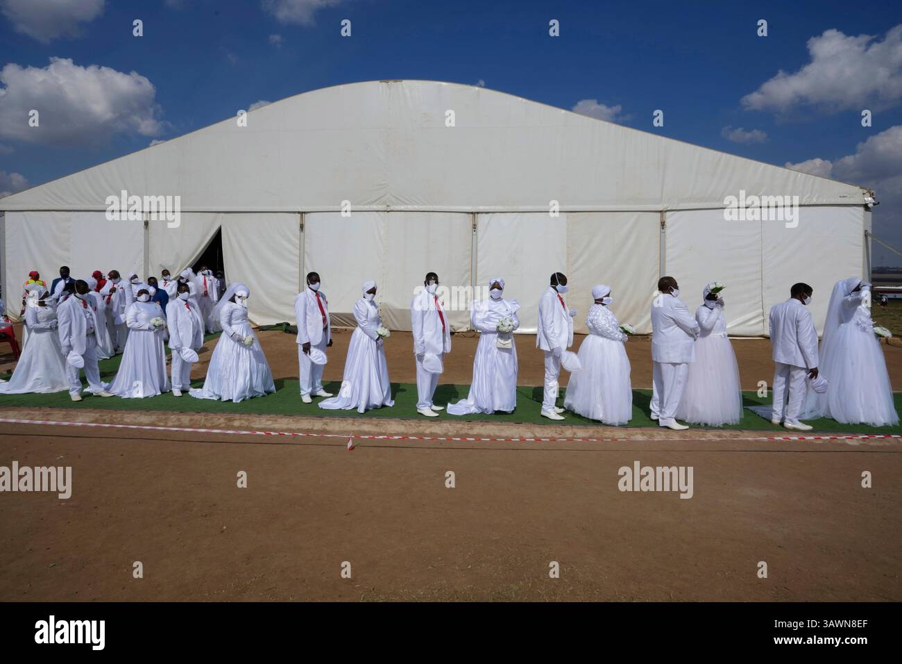 People queue during a mass Easter weddings for 3,000 people, some ...