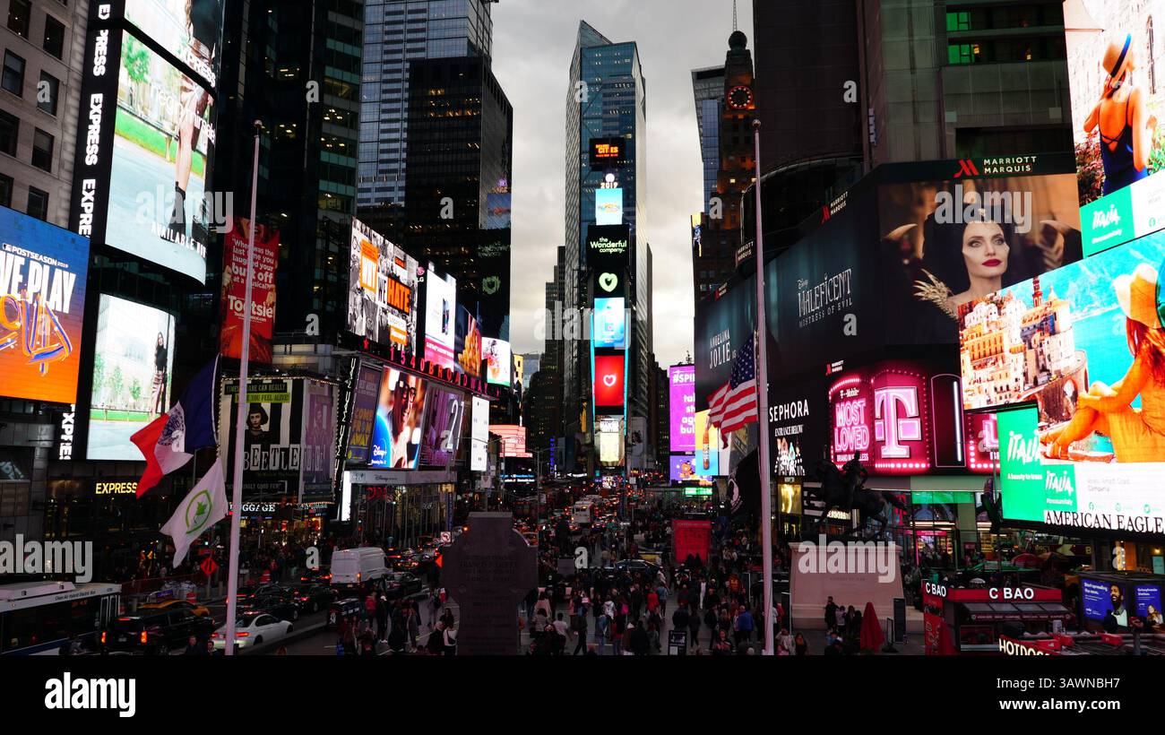 Times Square never sleeps Stock Photo - Alamy