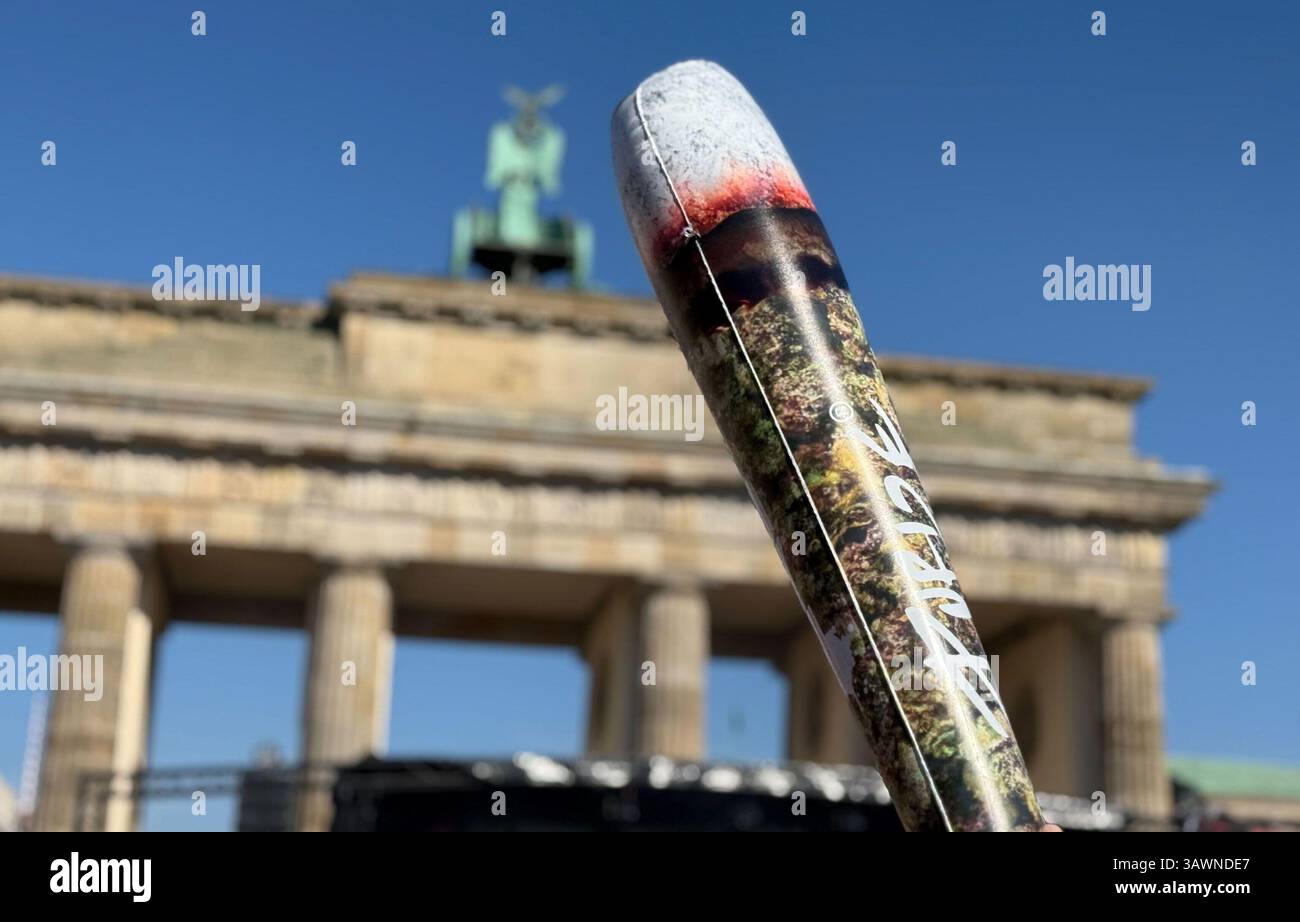 Berlin, Germany. 20th Apr, 2025. Numerous people stand with joints and ...