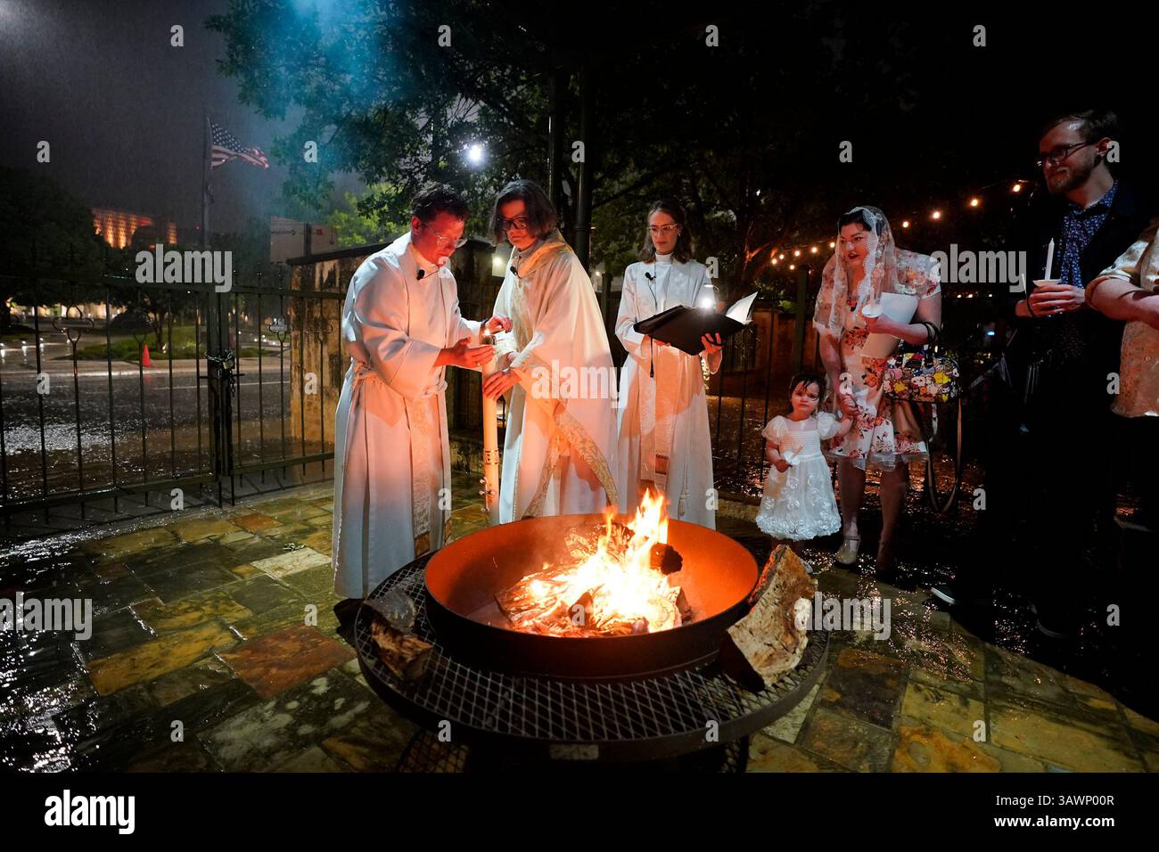 The Reverand Matthew Wise and Reverand Rector Beth Knowlton light the ...