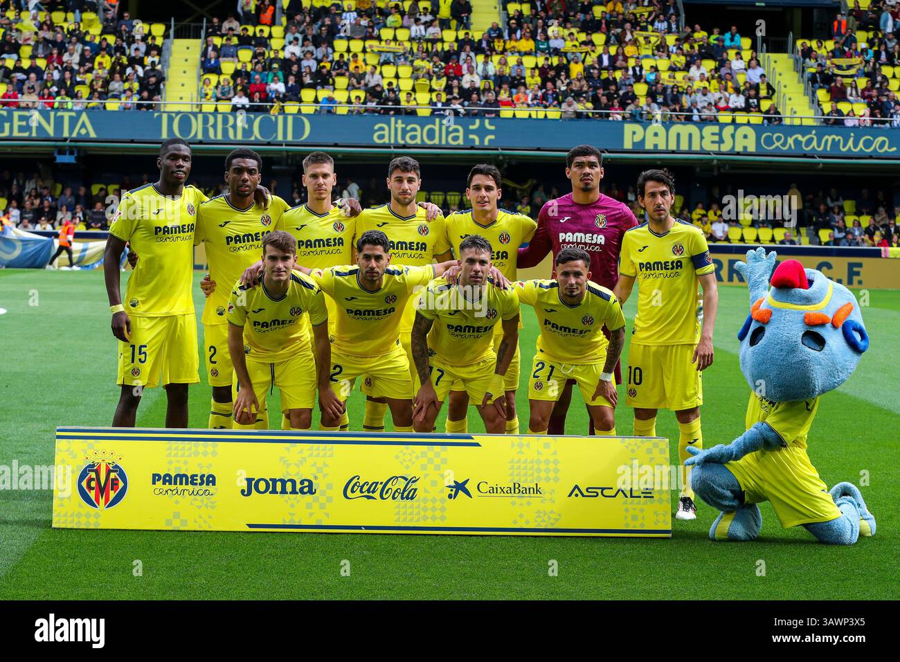 Villarreal team line up for a photo prior to kick off during the ...