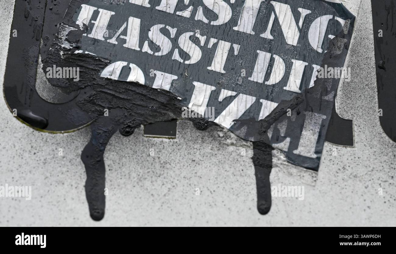 Anti-Polizei-Aufkleber, aufgenommen in Eichenau, Bayern, am 12. Februar ...