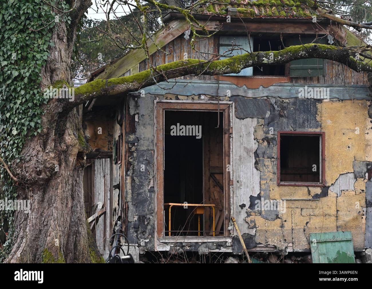Abrisshaus, Immobilie, aufgenommen in Eichenau, Bayern, am 12. Februar ...