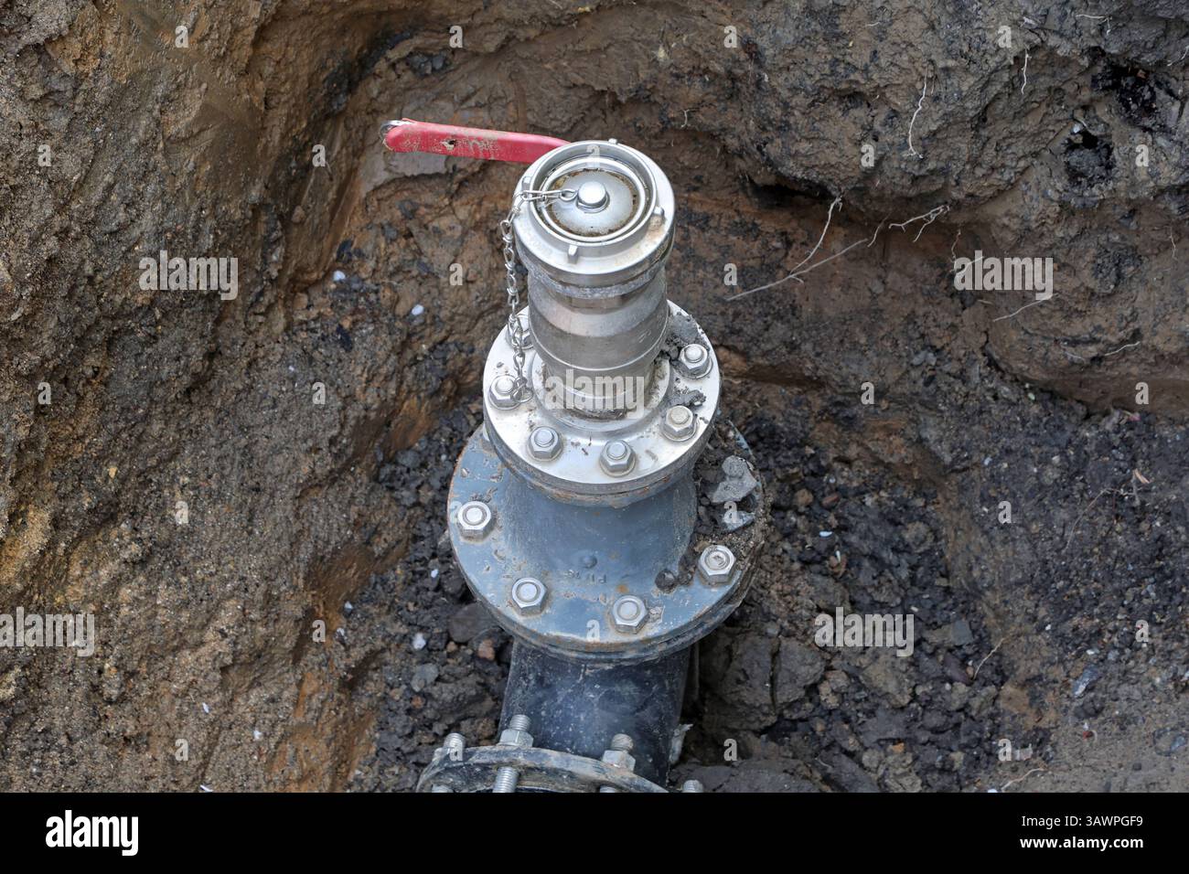 Stahlleitungen mit großem Durchmesser Große und unterirdisch verlegte ...