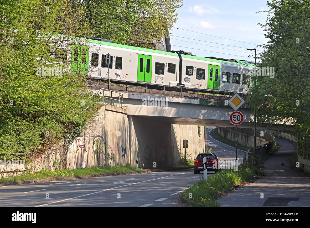 Bahnbrücken in Nordrhein-Westfalen Die Bahnstrecke der Linie S9 auf einer Eisenbahnbrücke bei ...