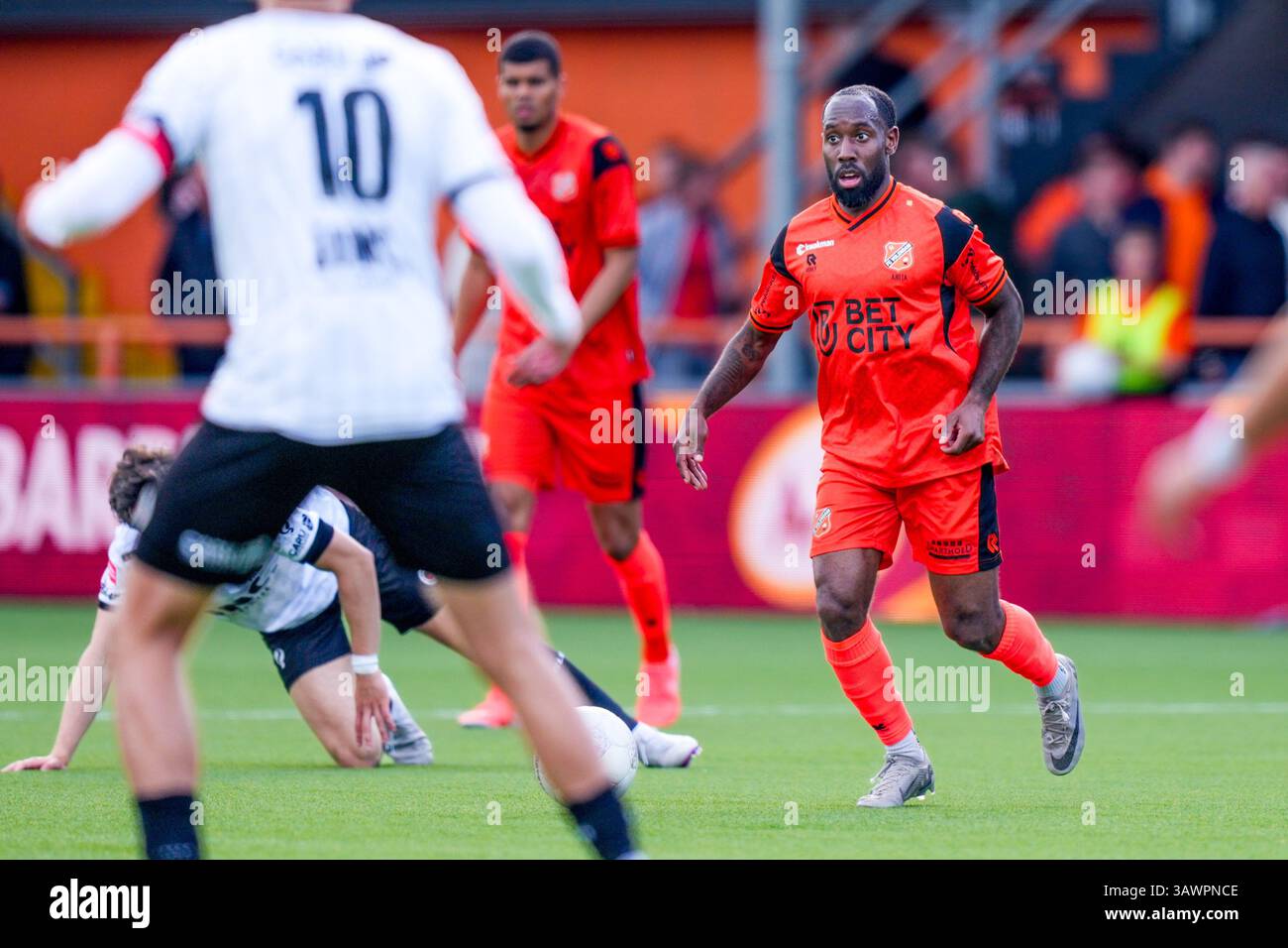 Volendam, Netherlands. 20th Apr, 2025. VOLENDAM, 20-04-2025, Kras ...