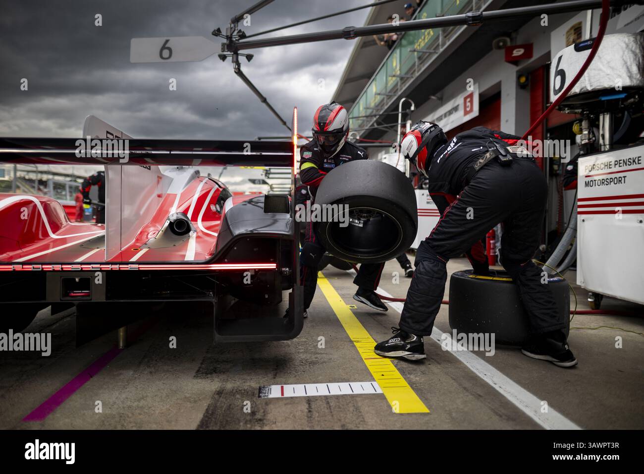 06 ESTRE Kevin (fra), CAMPBELL Matt (aus), VANTHOOR Laurens (bel), Porsche Penske Motorsport ...