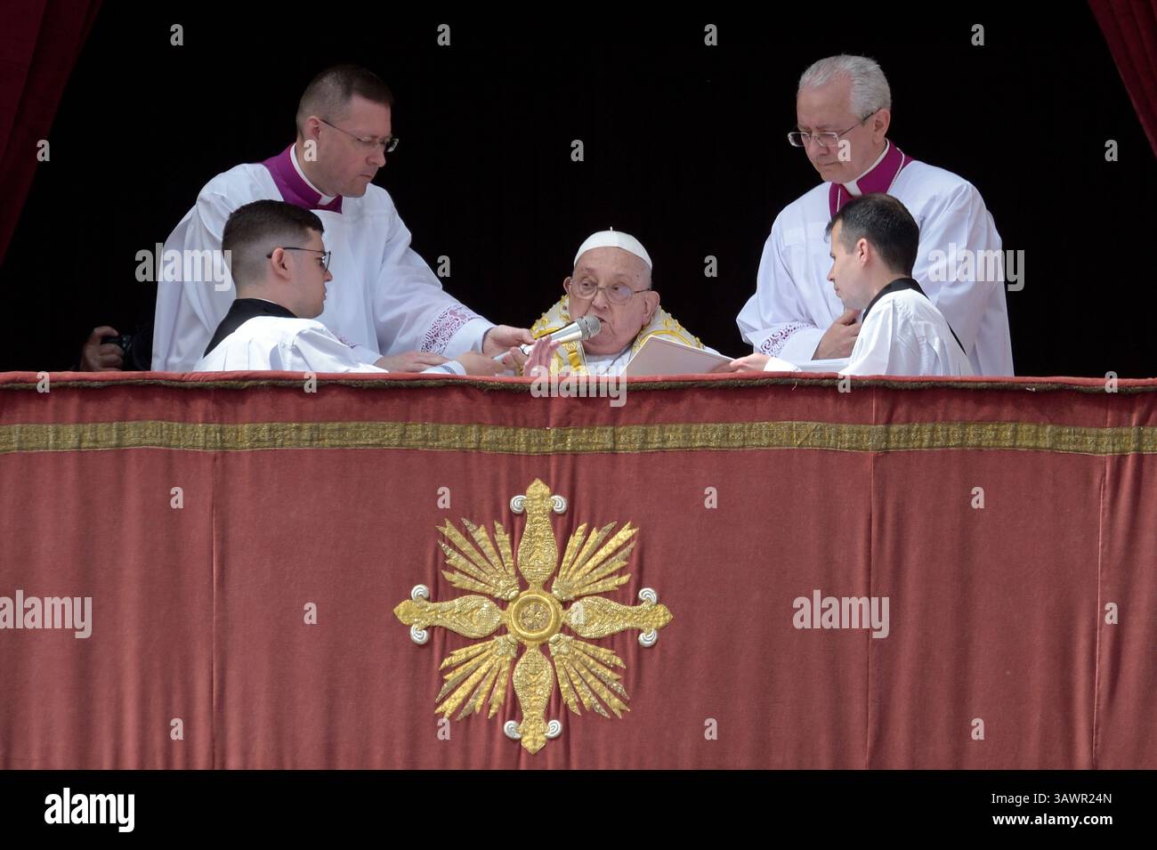 Vatican, Vatican City. 20th Apr, 2025. Pope Francis appears on the central lodge of St. Peter's ...