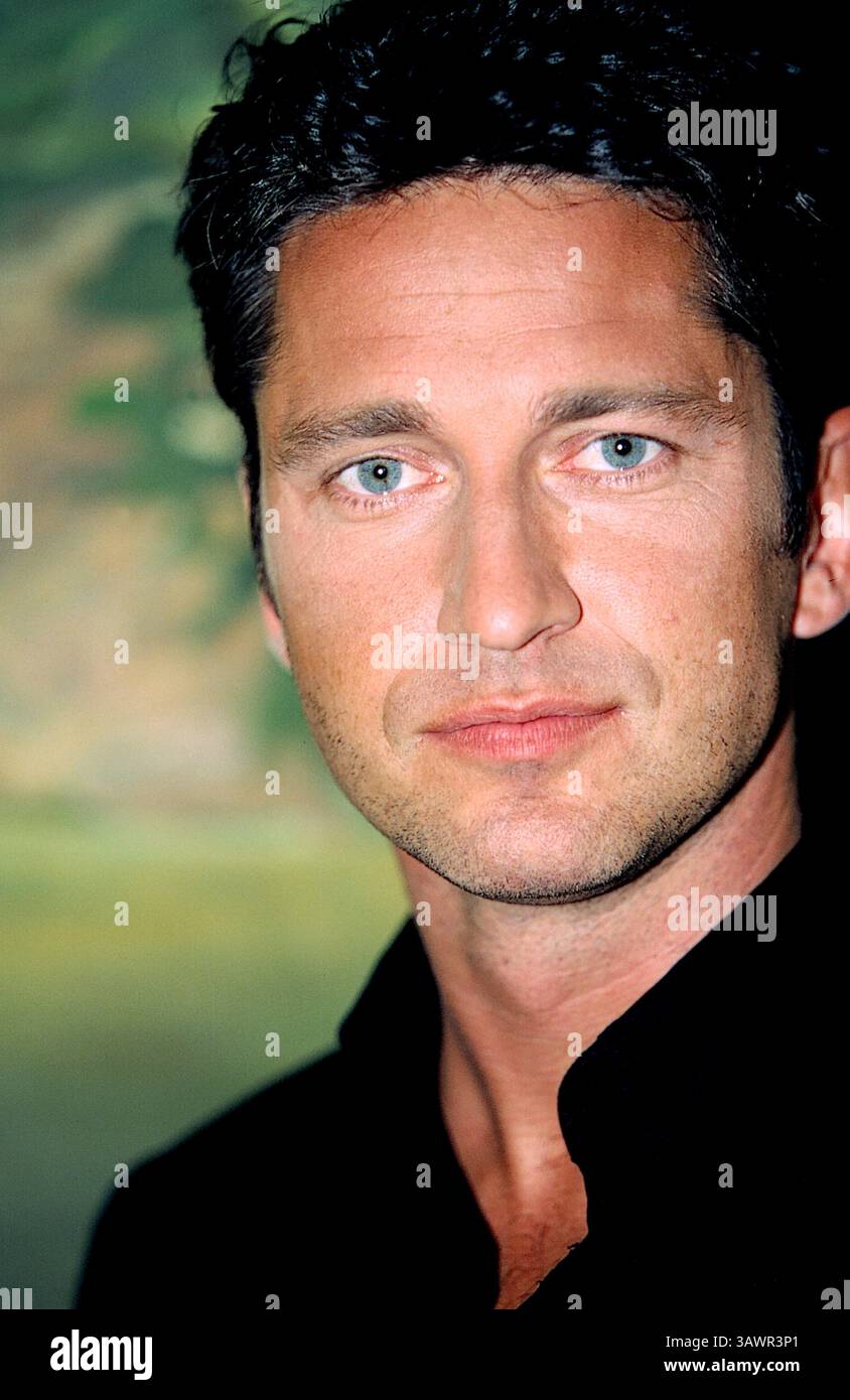 Gerard butler lara croft tomb raider hi-res stock photography and ...
