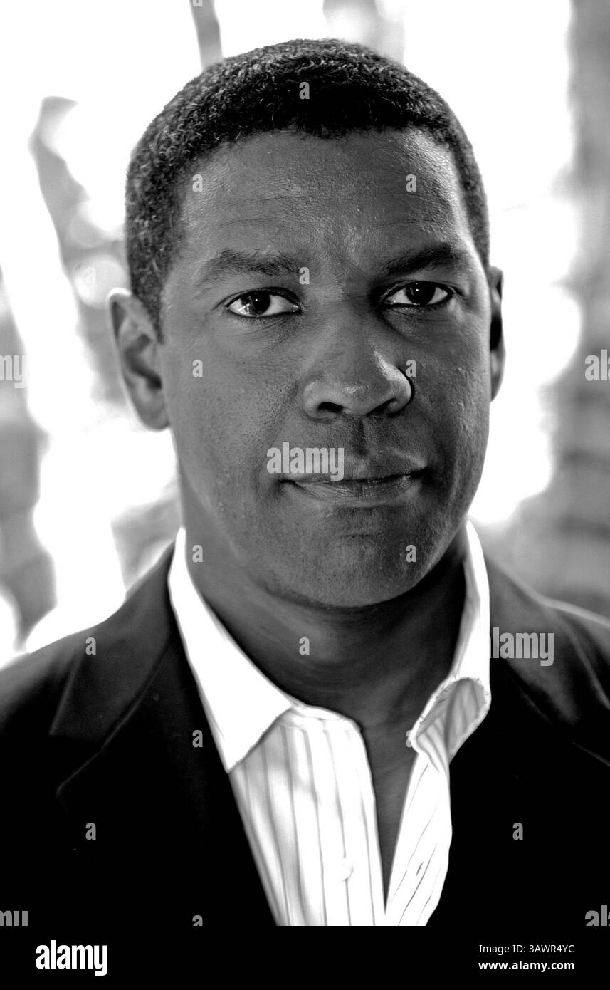 Denzel washington man on fire Black and White Stock Photos & Images - Alamy