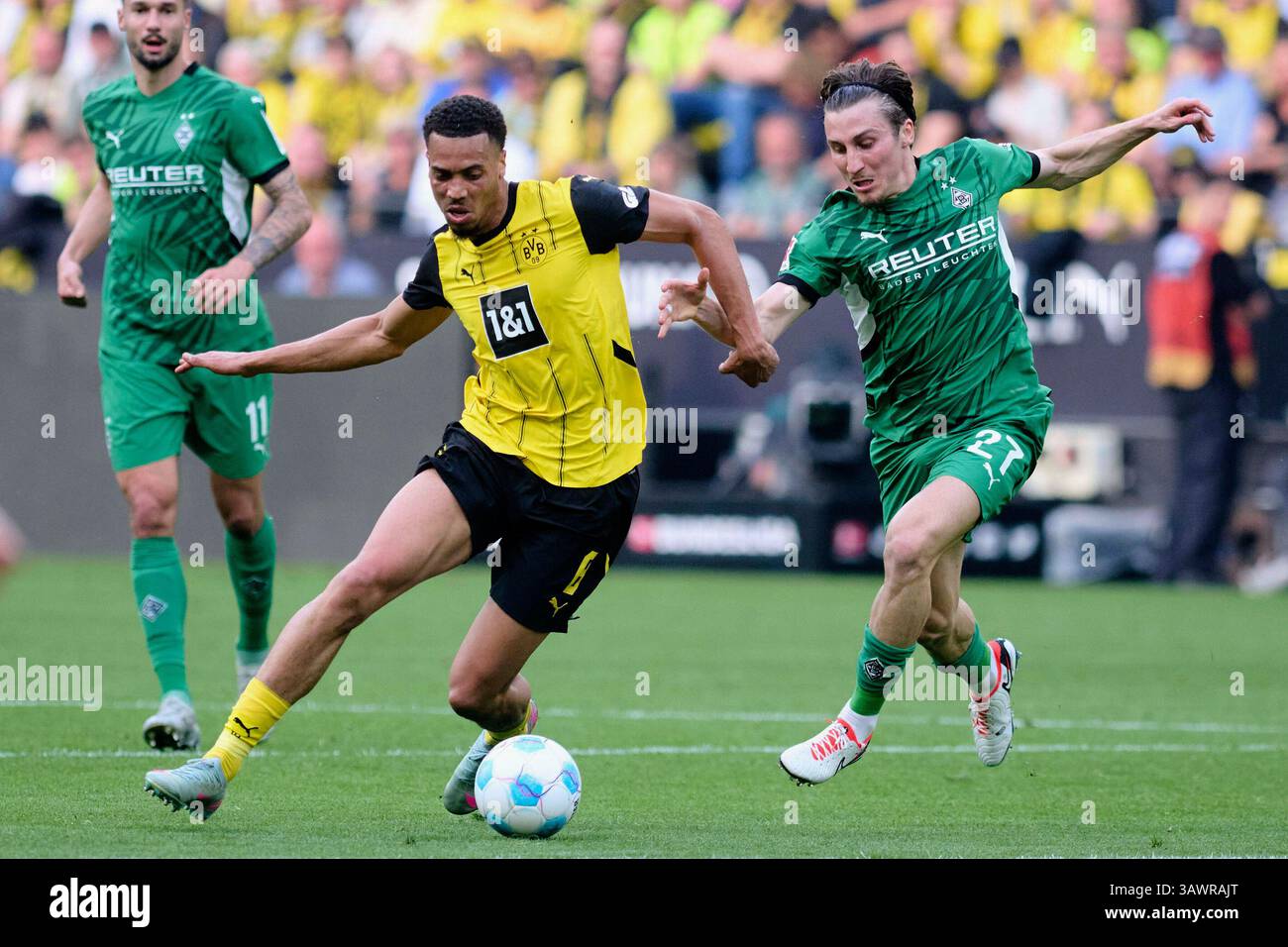 Dortmund's Felix Nmecha, left, and Rocco Reitz of Mönchengladbach in ...