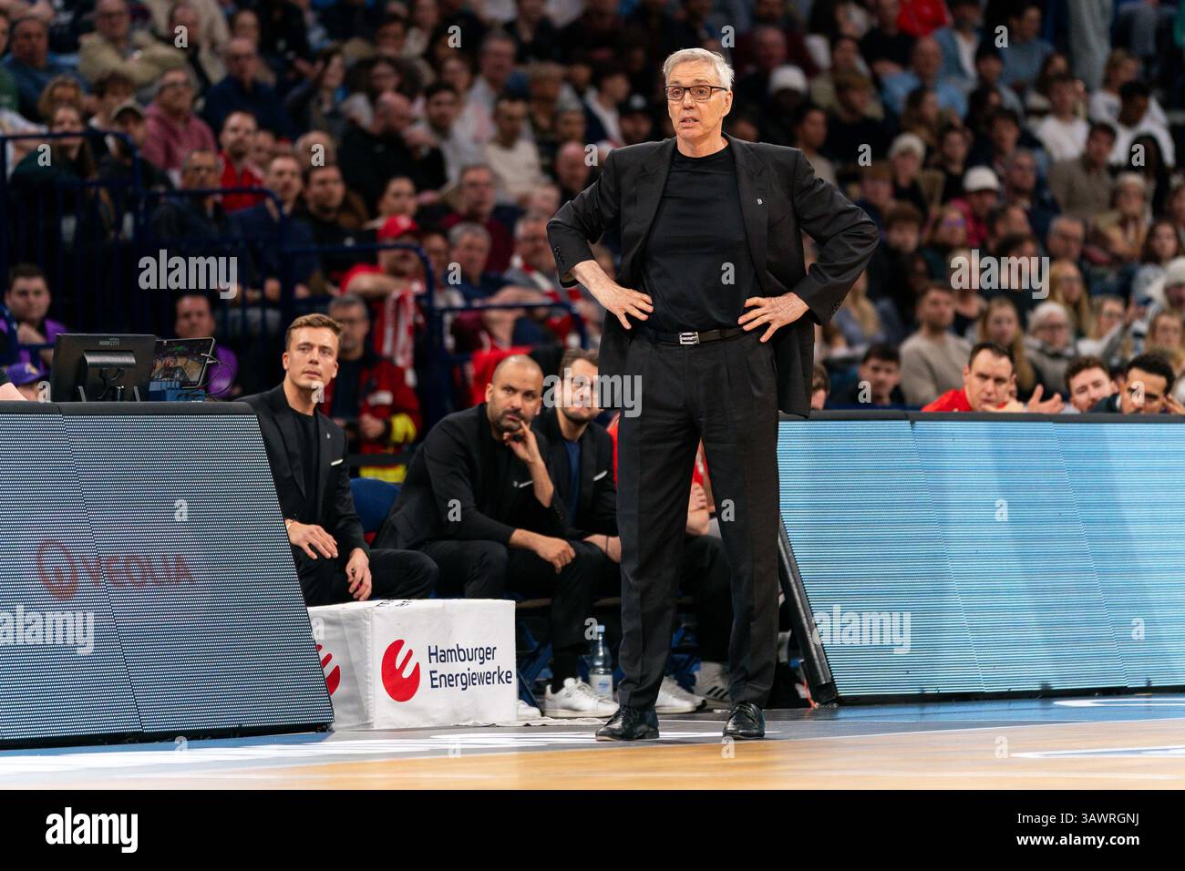 Hamburg, Deutschland. 20th Apr, 2025. Trainer Gordon Herbert (FC Bayern ...