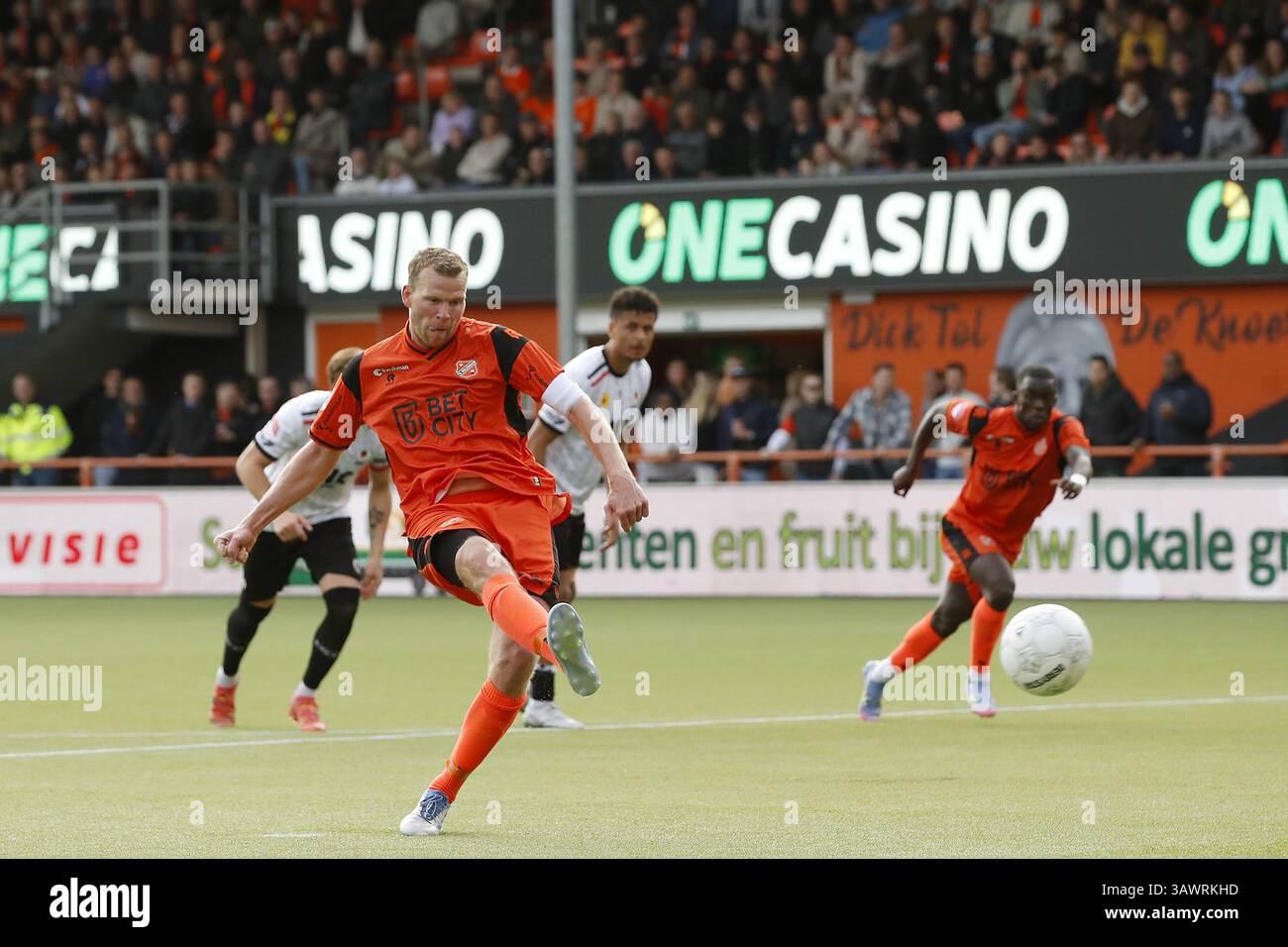 VOLENDAM - Henk Veerman of FC Volendam scores 4-1 during the Dutch ...