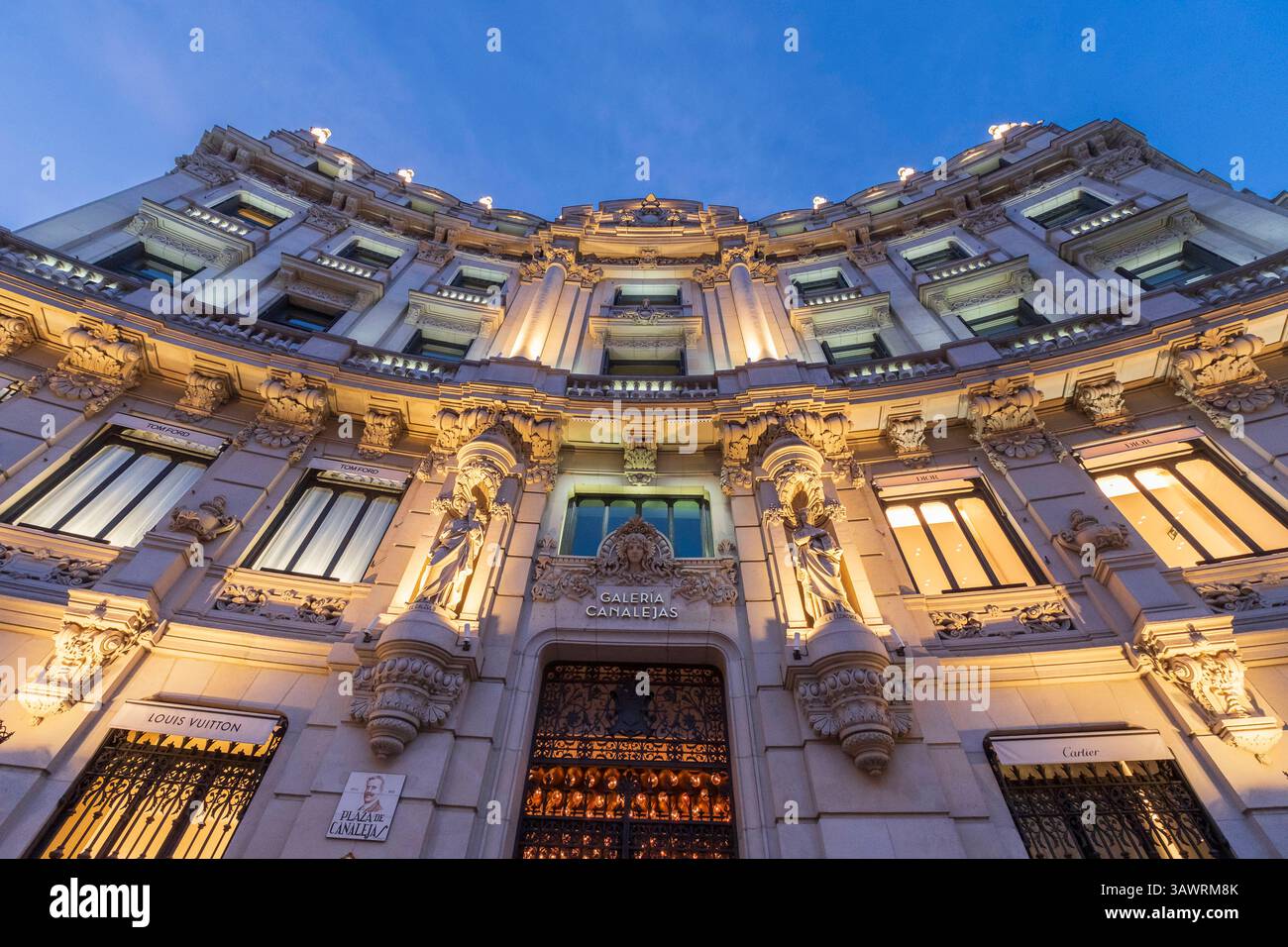 Einkaufszentrum Canalejas in Madrid. Im alten Palacio de la Equitativa ...