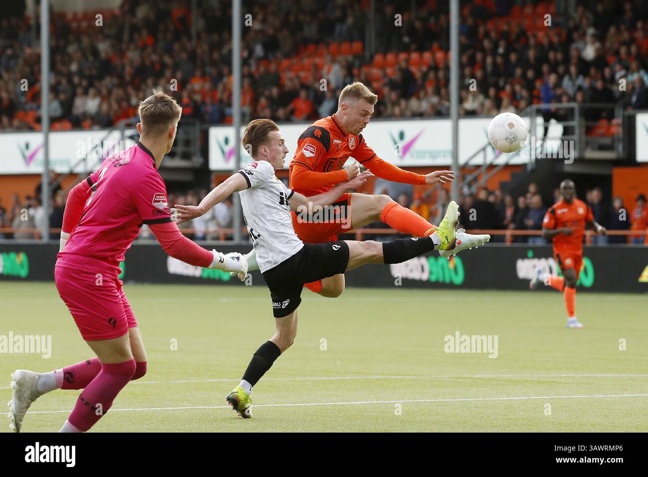 VOLENDAM - (l-r) sbv Excelsior goalkeeper Calvin Raatsie, Xander Blomme ...
