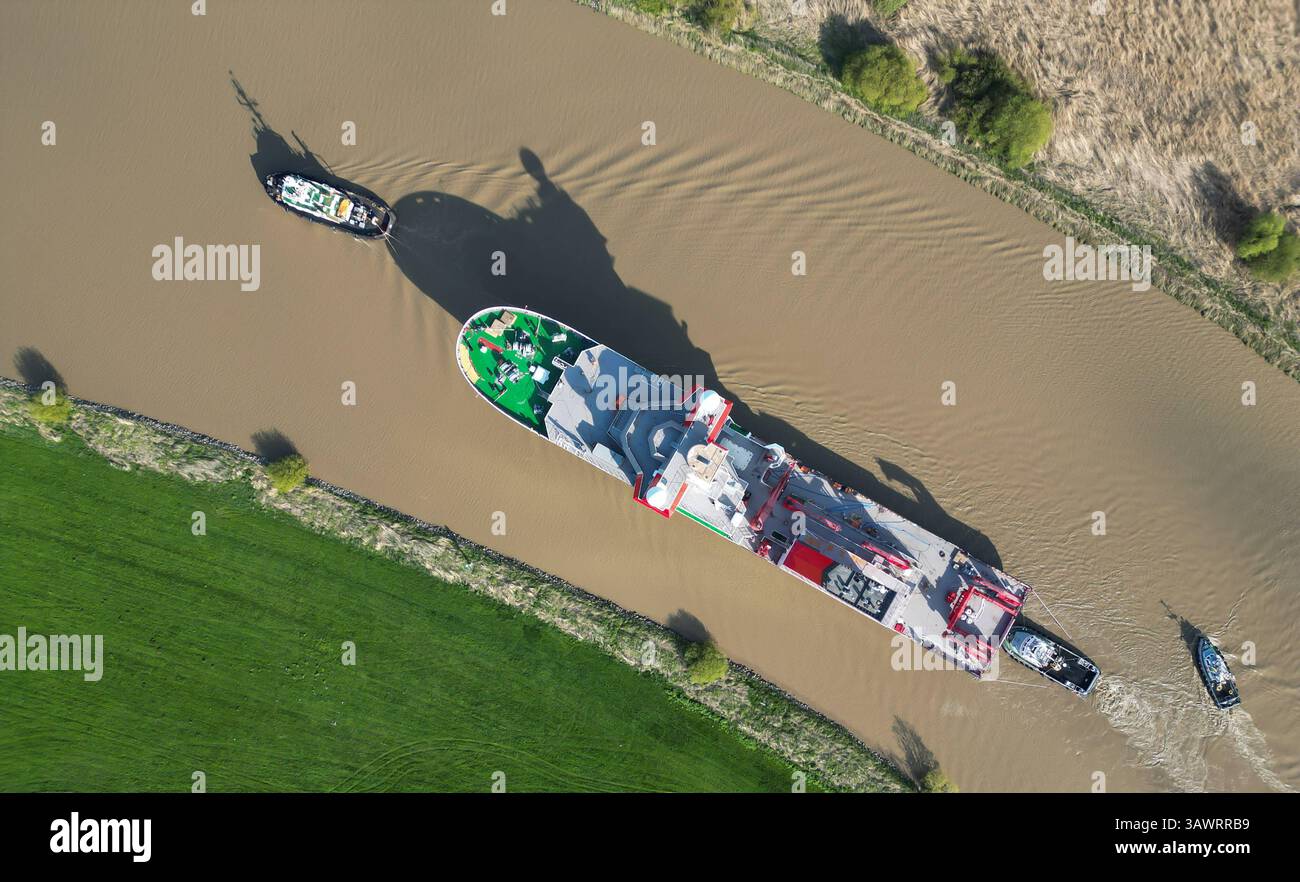 Forschungsschiff Meteor IV wird überführt.. Das neue Forschungsschiff ...