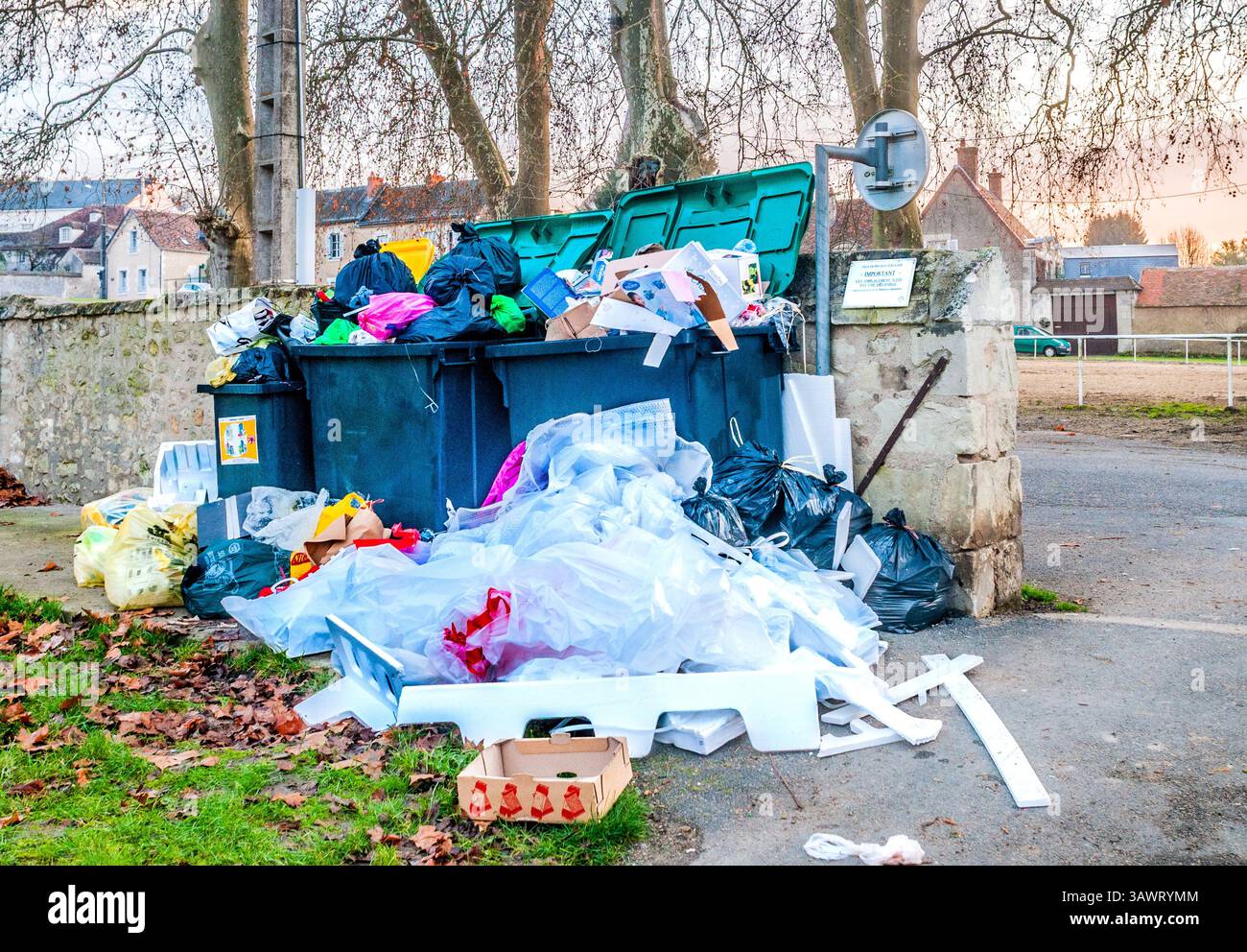 Public rubbish bins overfilled hi-res stock photography and images - Alamy