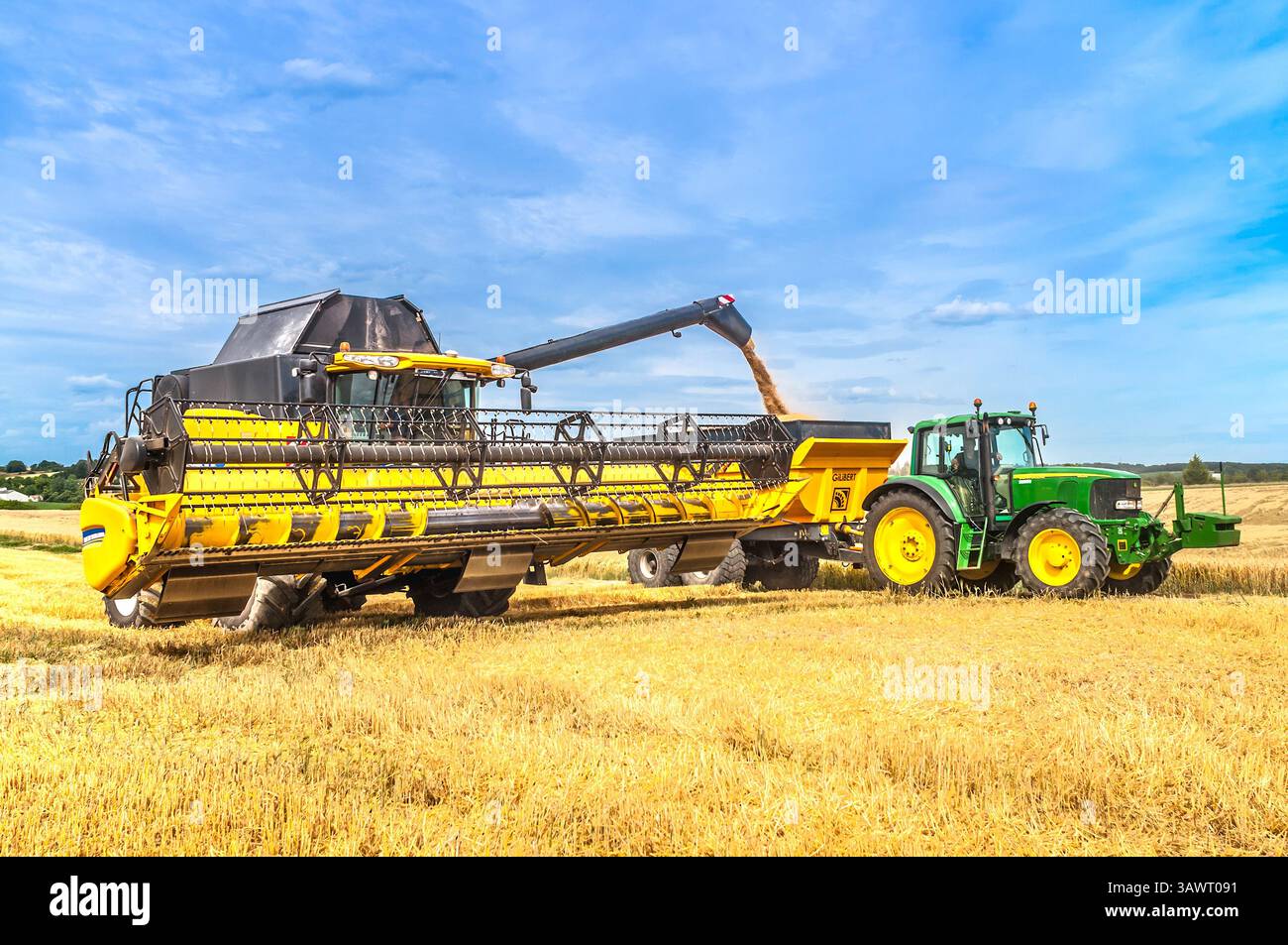 New Holland CR9080 combine harvester discharging wheat grain into ...