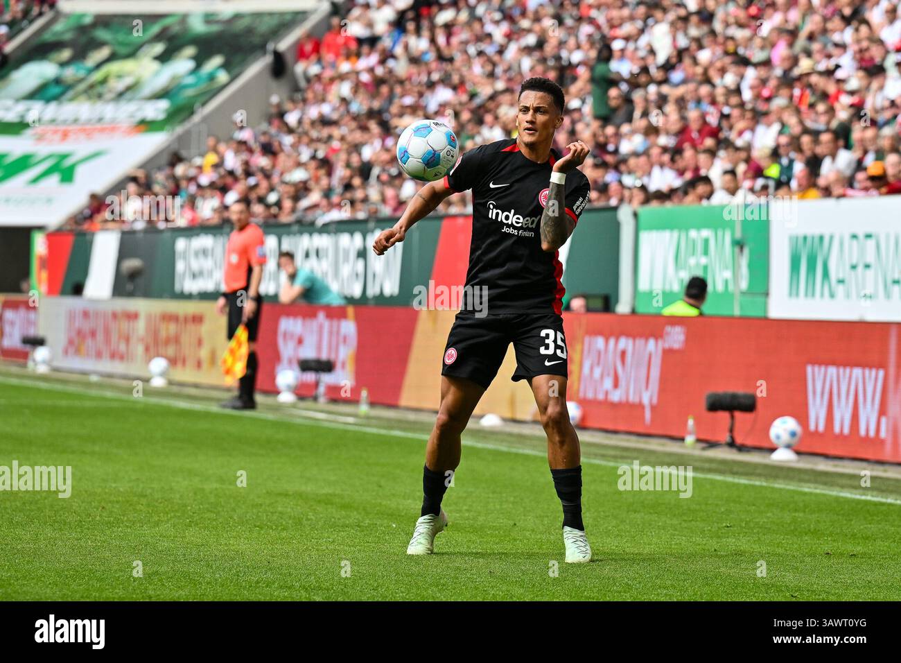 Augsburg, Deutschland. 20th Apr, 2025. am Ball Lucas TUTA-SILVA MELO (Eintracht Frankfurt 35 ...