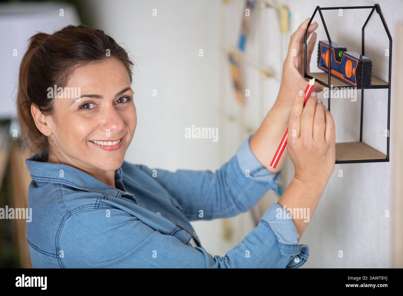 Woman using spirit level hi-res stock photography and images - Alamy