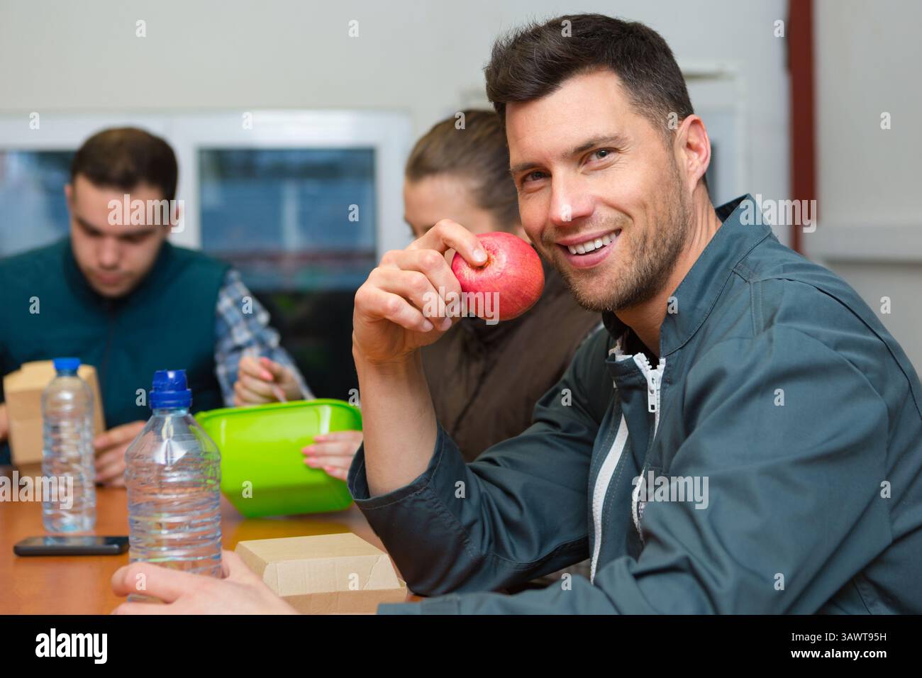 Man eating packed lunch hi-res stock photography and images - Alamy
