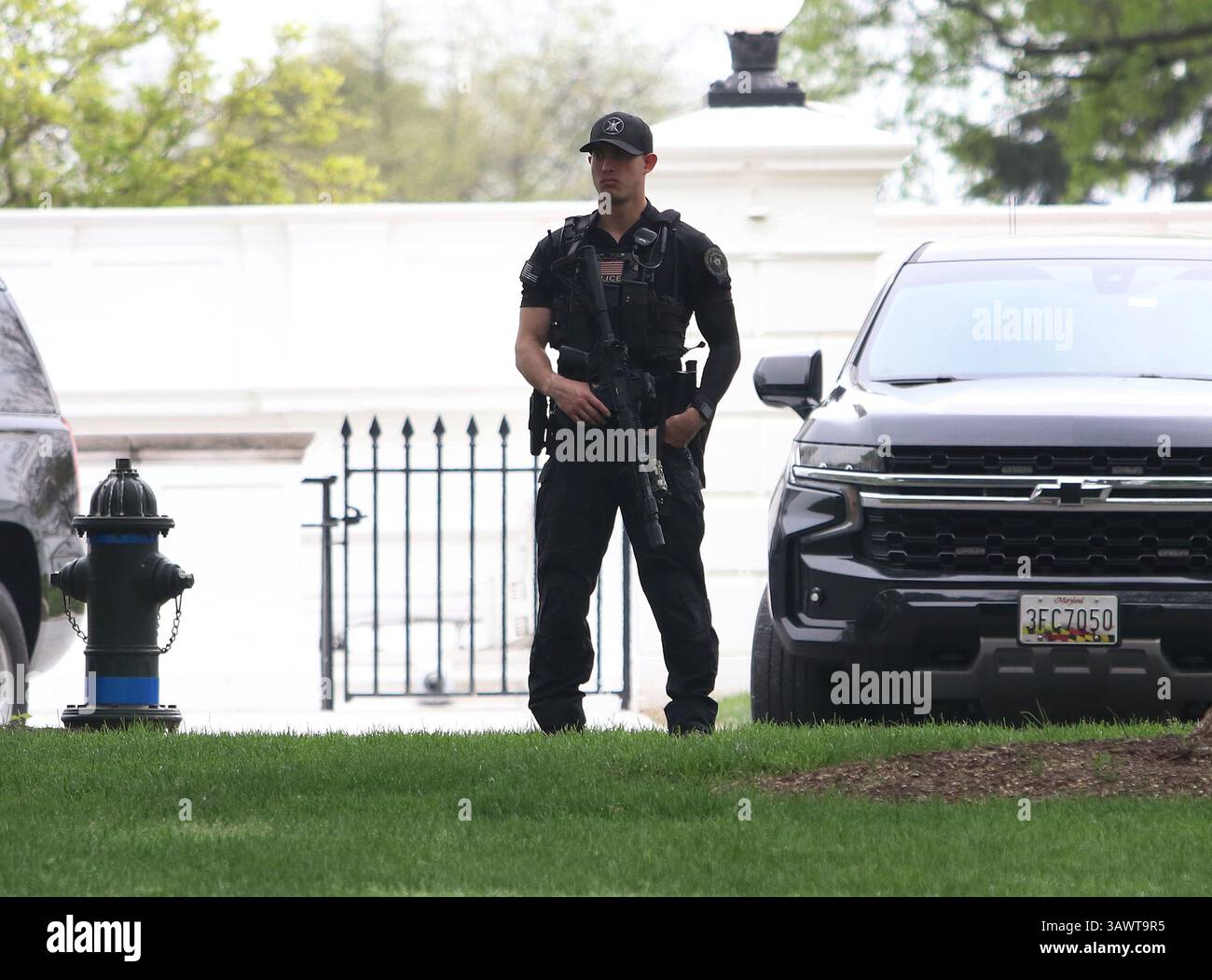 Washington Dc, Virginia, USA. 19th Apr, 2025. Armed Secret Police ...