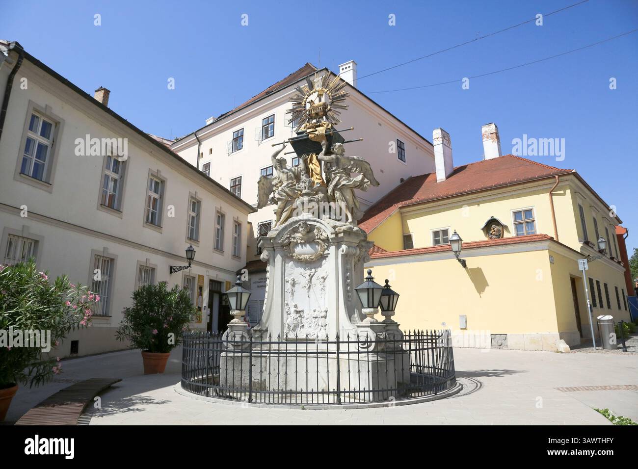 Ark of the covenant statue hi-res stock photography and images - Alamy