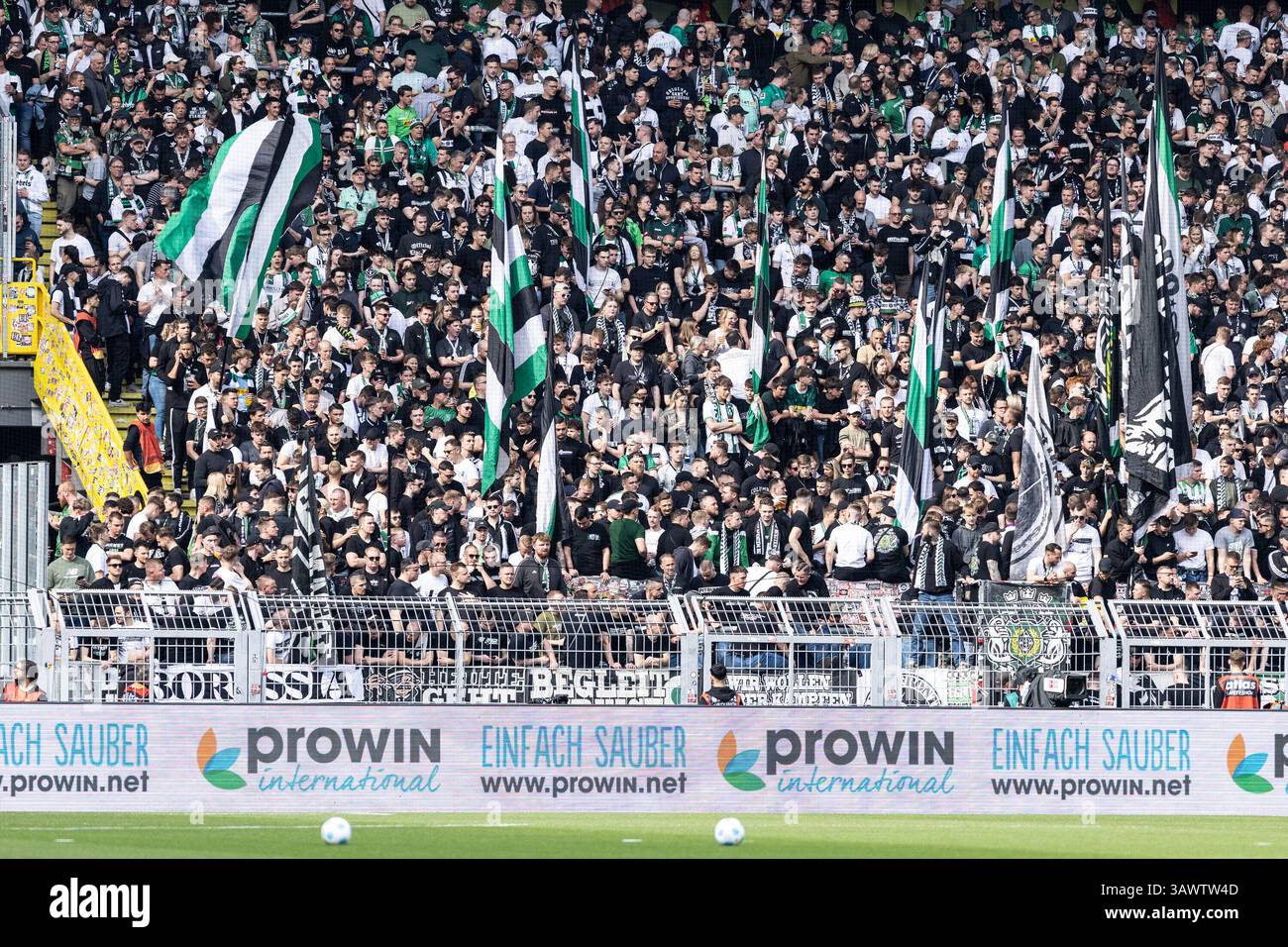 Dortmund, Deutschland. 20th Apr, 2025. Fans von Borussia M?nchengladbach 1. Fu?ball Bundesliga ...