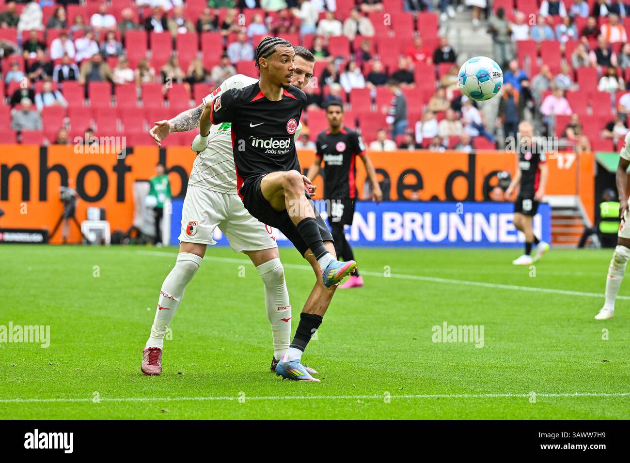 Augsburg, Deutschland. 20th Apr, 2025. im Duell Jeffrey GOUWELEEUW (FC ...