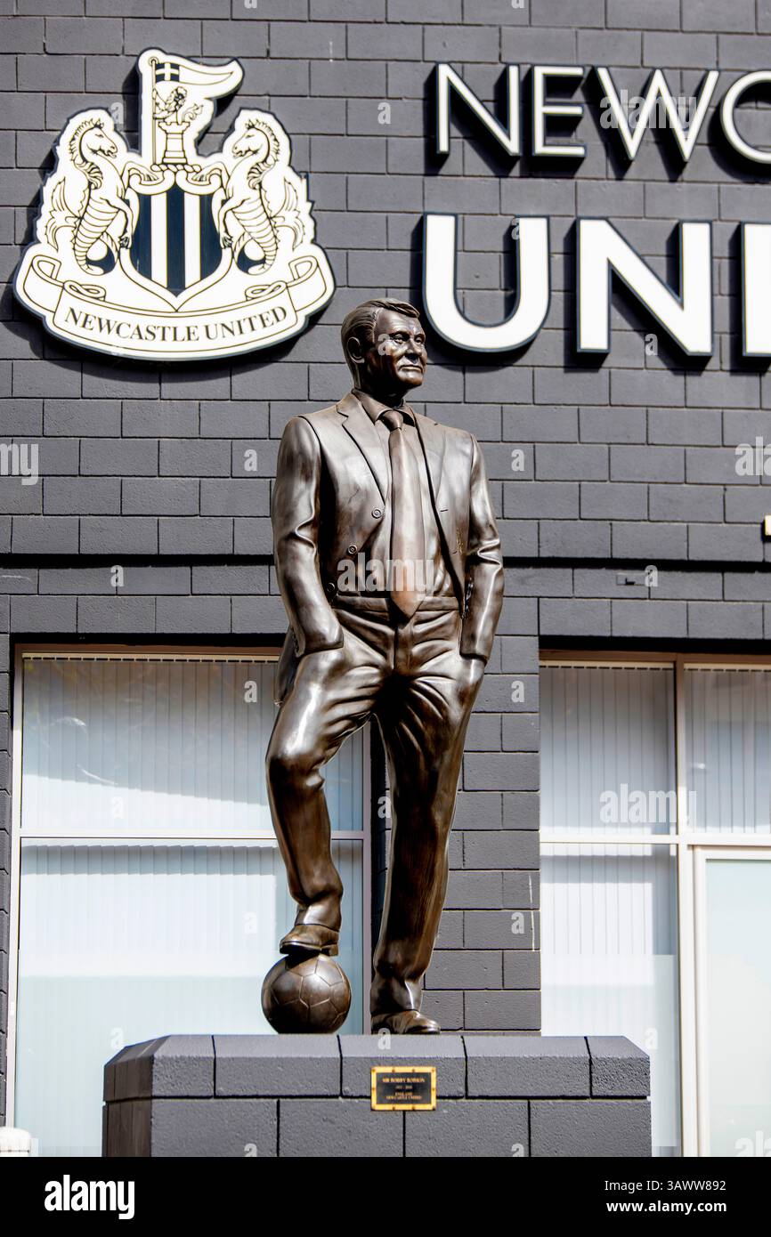 Sir Bobby Robson Statue St. James Park Stock Photo - Alamy