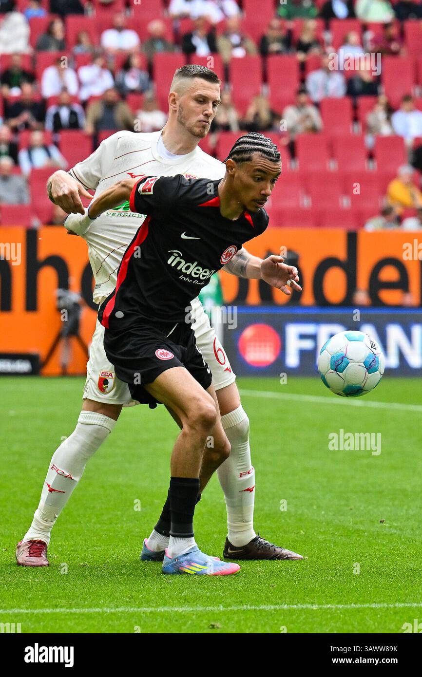 Augsburg, Deutschland. 20th Apr, 2025. im Duell Jeffrey GOUWELEEUW (FC ...