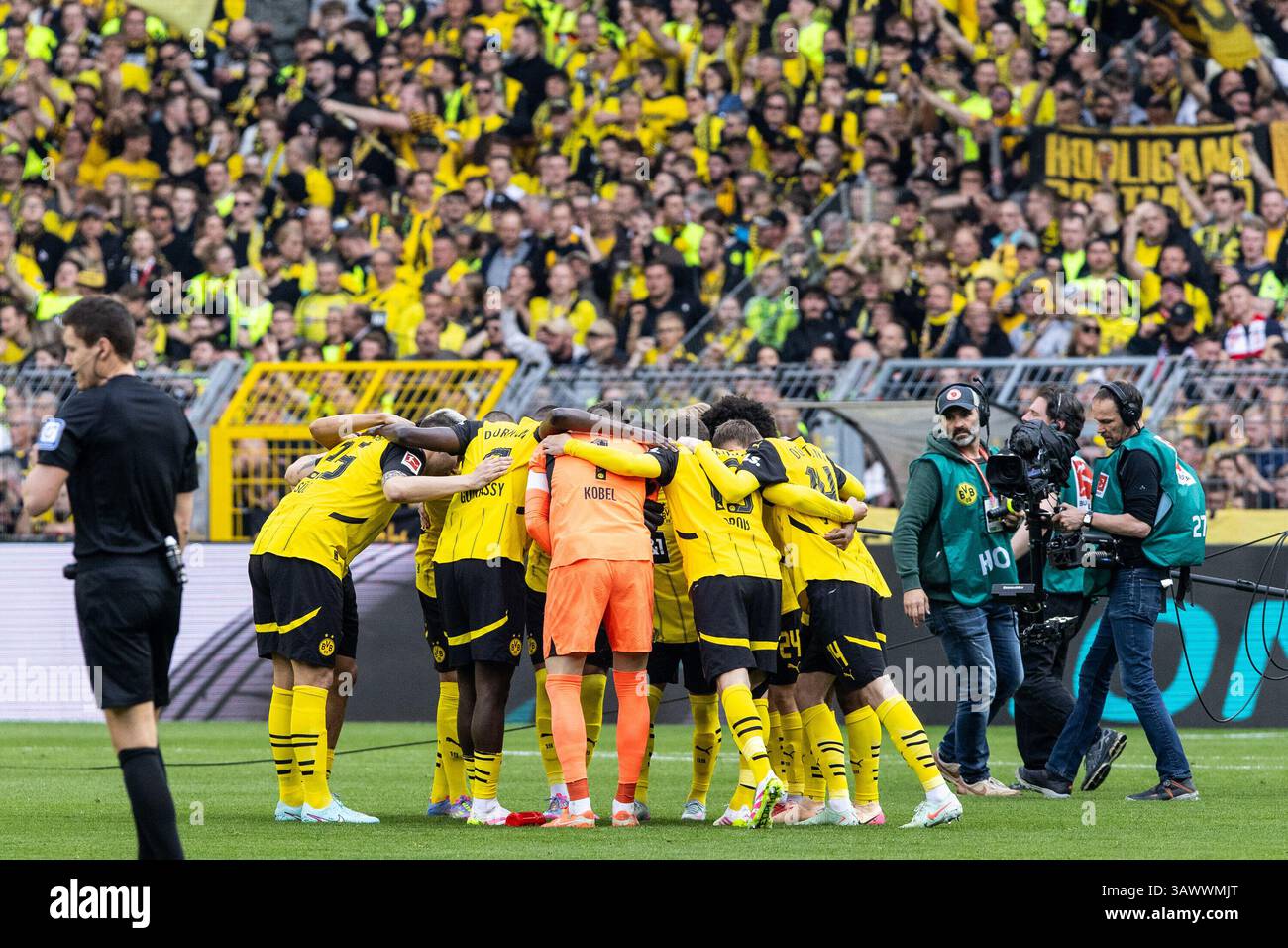 Dortmund, Deutschland. 20th Apr, 2025. Borussia Dortmund im Teamkreis bis zum Spielbeginn. 1. Fu ...
