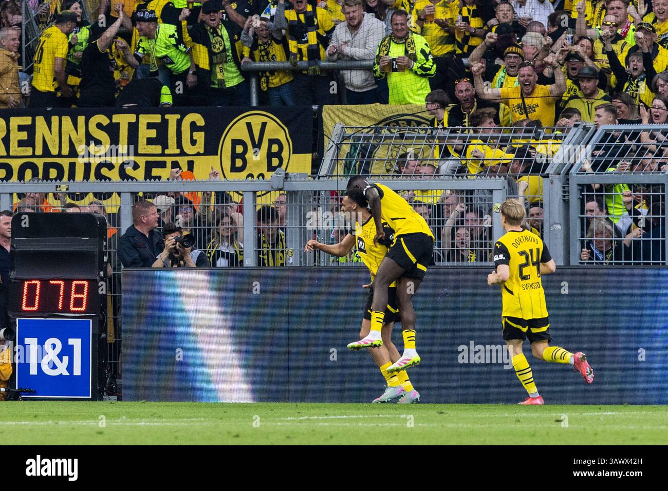 Dortmund, Deutschland. 20th Apr, 2025. Borussia Dortmund bejubeln dar Tor, 1:1 durch Felix ...