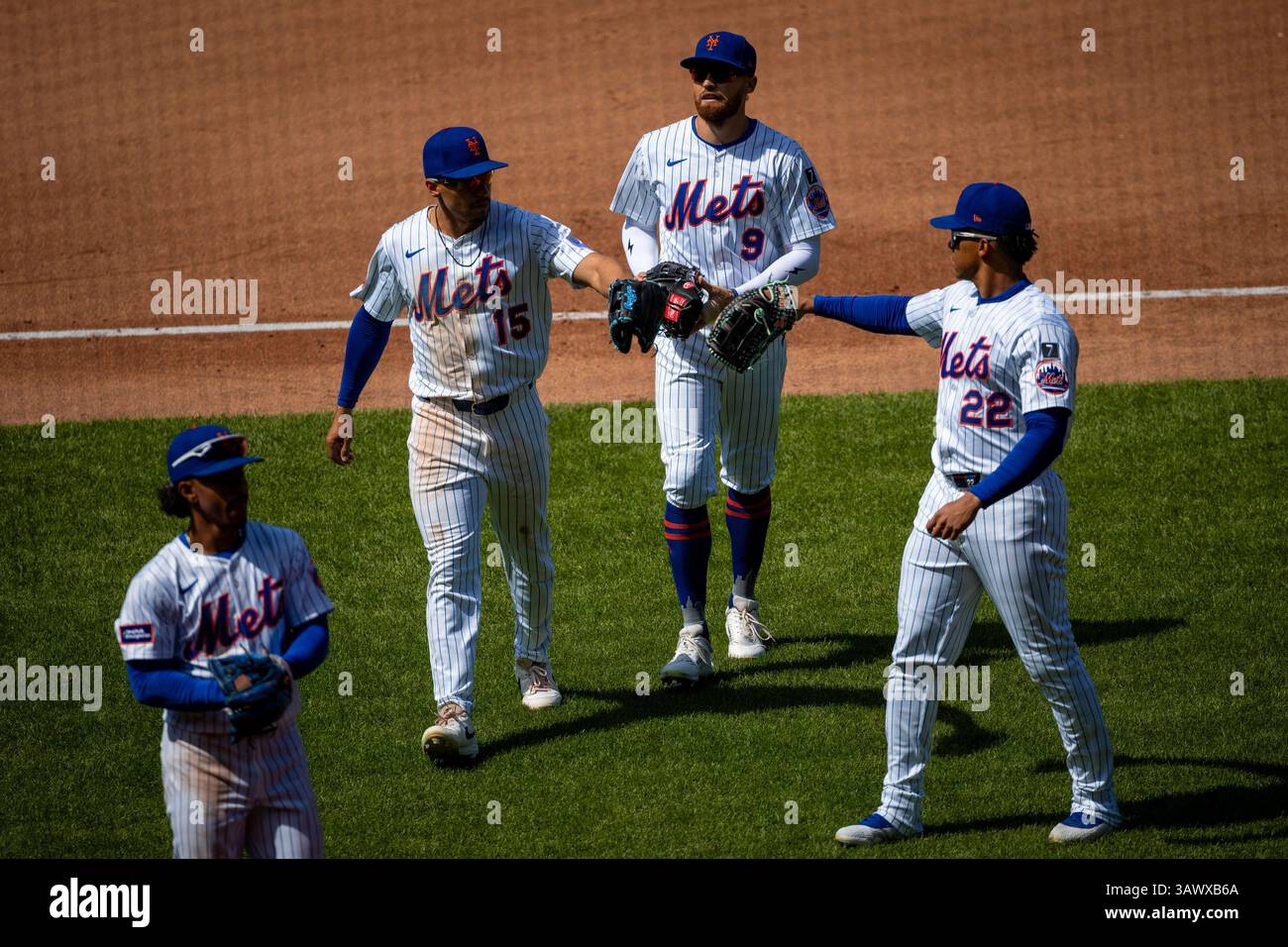 New York Mets players congratulate each other on a zero-run fourth ...