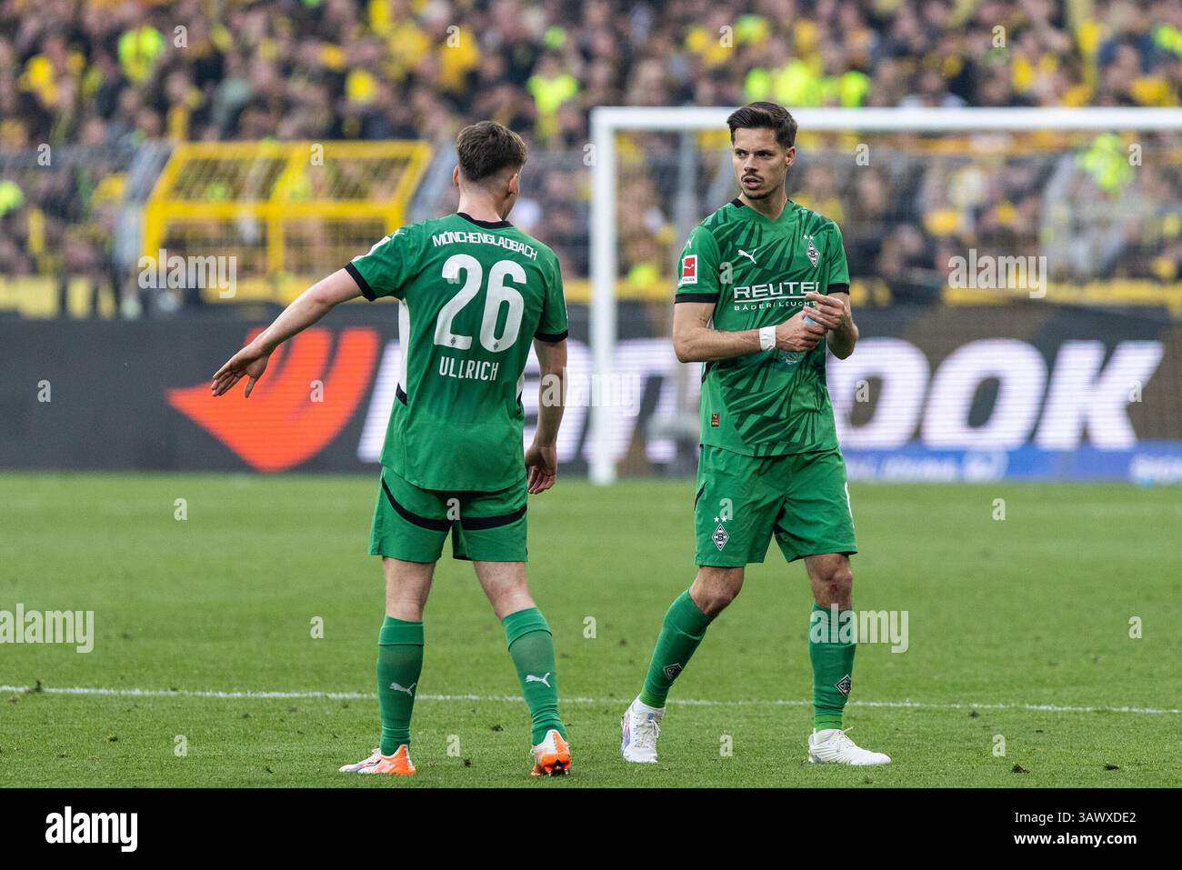 Lukas Ulrich (Borussia M?nchengladbach, 26), Julian Weigl (Borussia M?nchengladbach, 8) 1. Fu ...