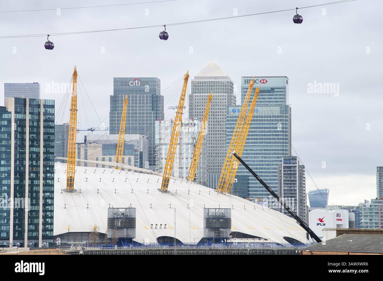 Cityscape in London featuring the IFS Cloud Cable Car, the O2 Arena and ...