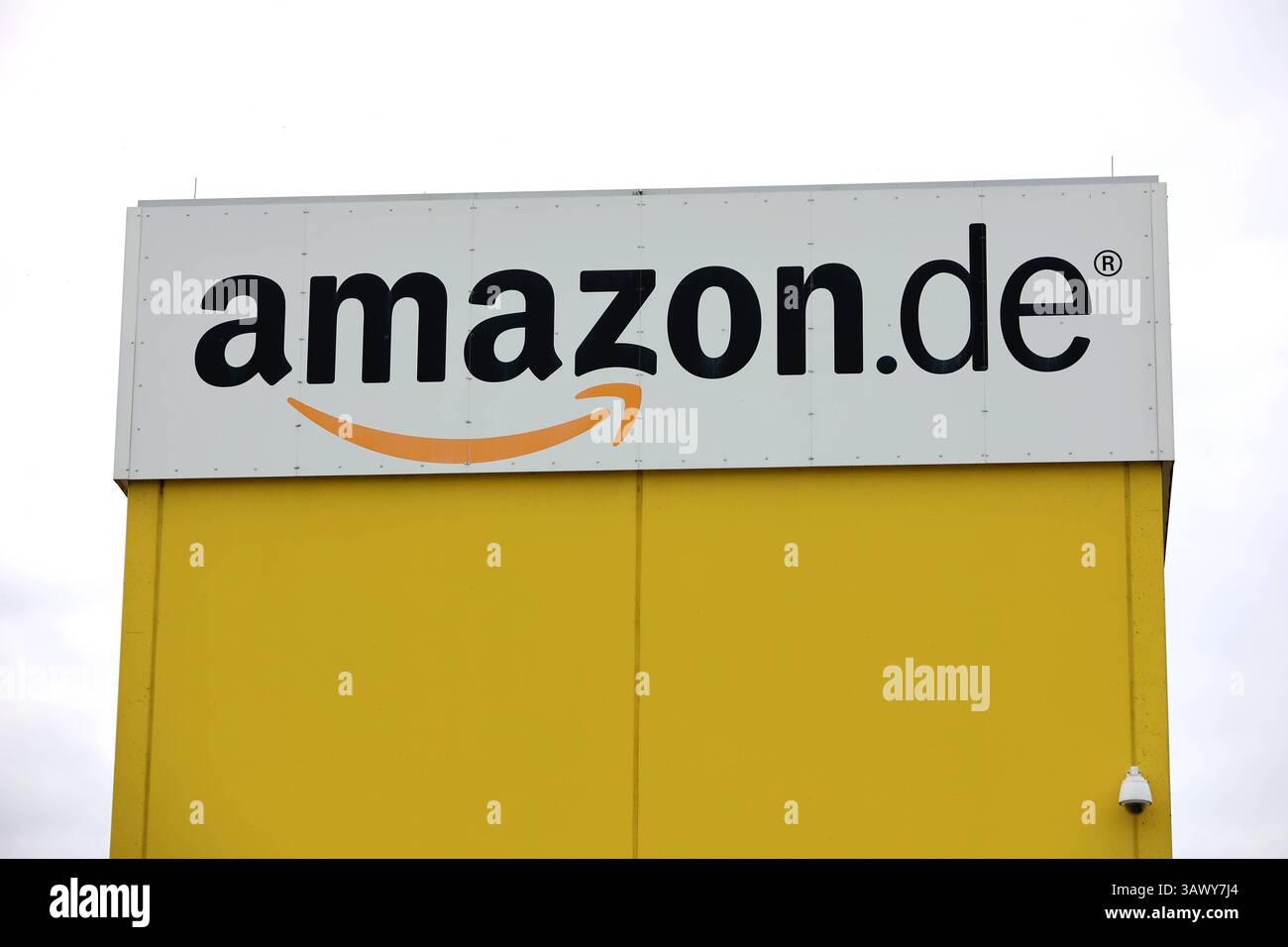Hier der Schriftzug und Logo des Onlineversandhändler Amazon ...