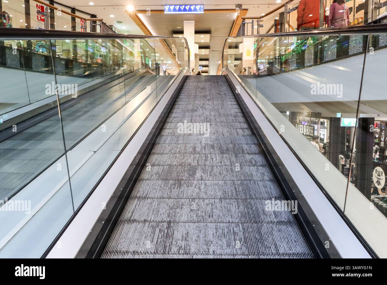 escalator in a shopping mall without people Stock Photo - Alamy