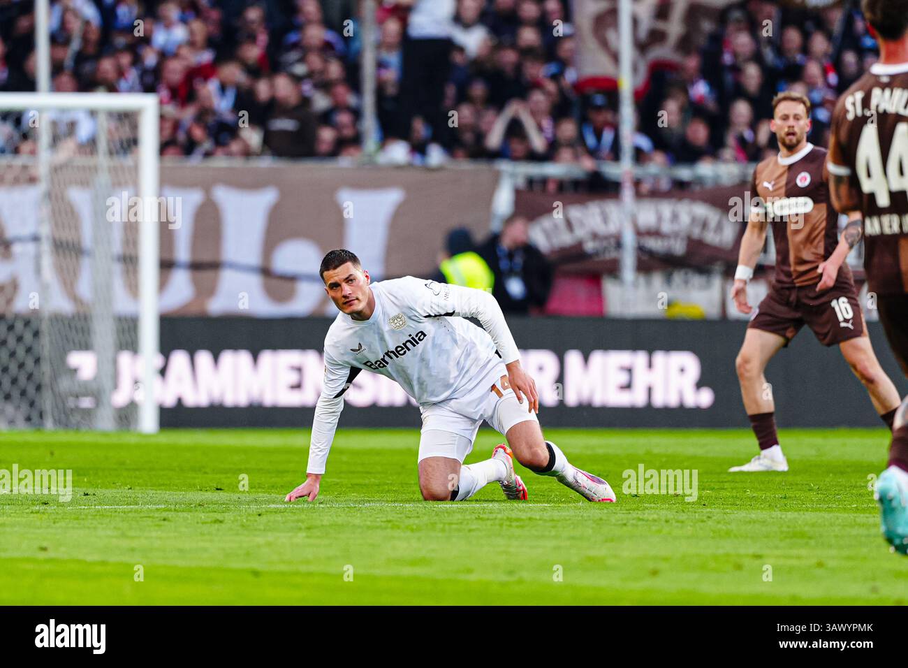 Hamburg, Deutschland. 20th Apr, 2025. Patrik Schick (Bayer 04 ...