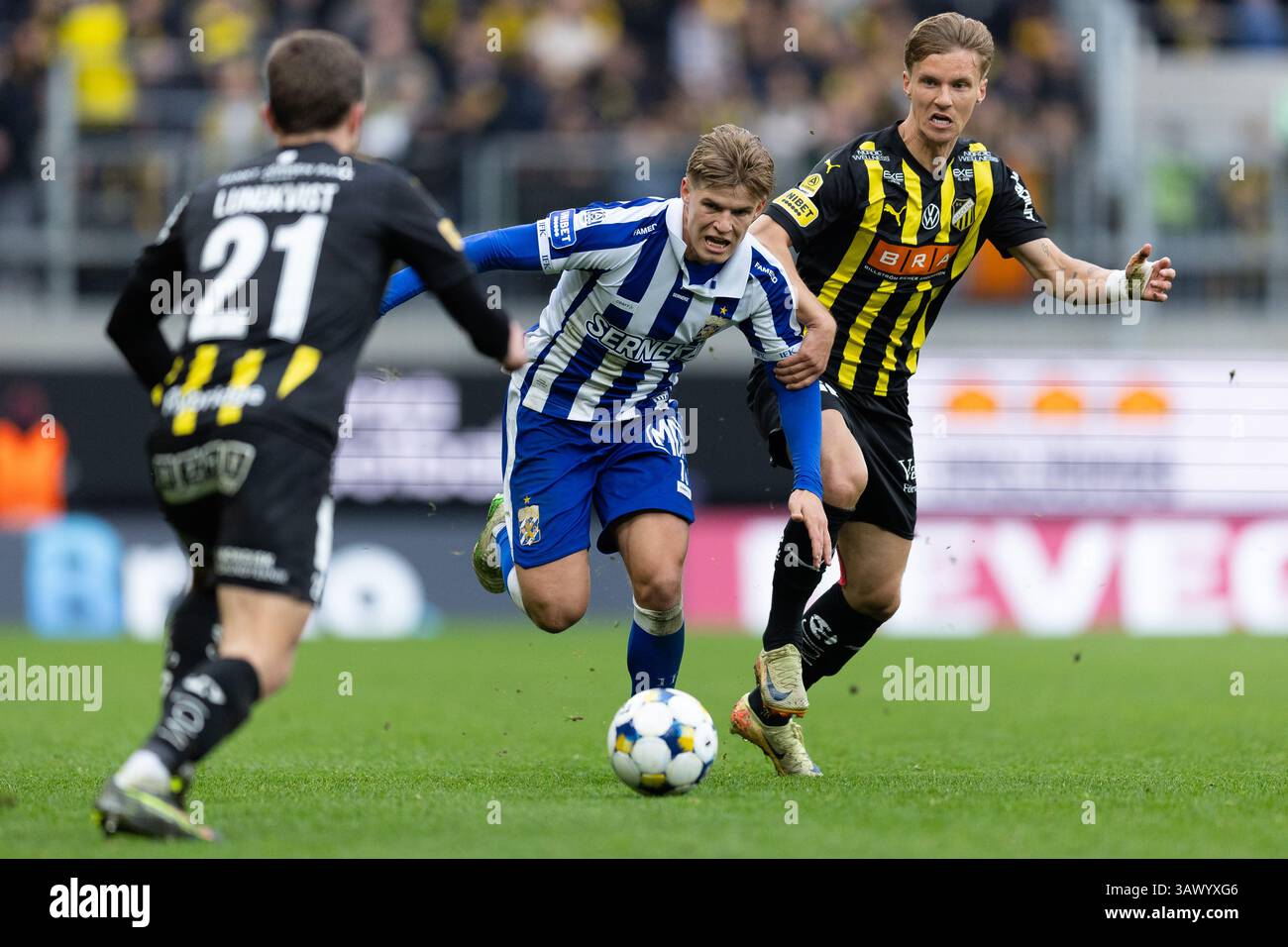 250420 IFK Göteborgs Felix Eriksson och Häckens Samuel Leach Holm under ...