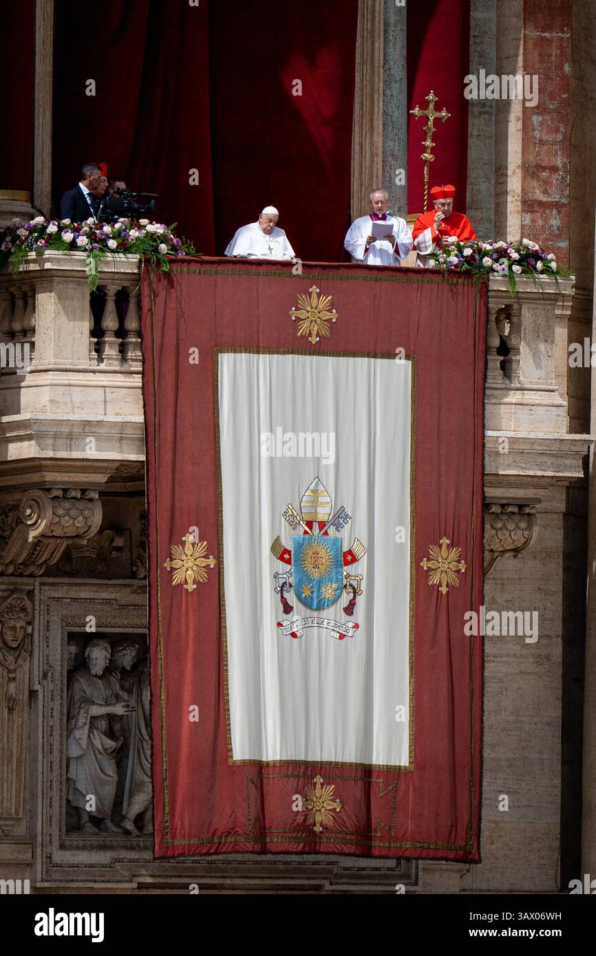 Pope Francis delivers his traditional ‘Urbi et Orbi’ Blessing from the ...