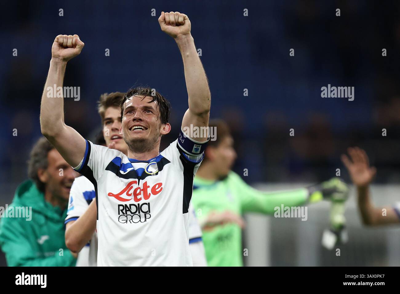 Milano, Italy. 20th Apr, 2025. Marten de Roon of Atalanta Bc celebrates ...