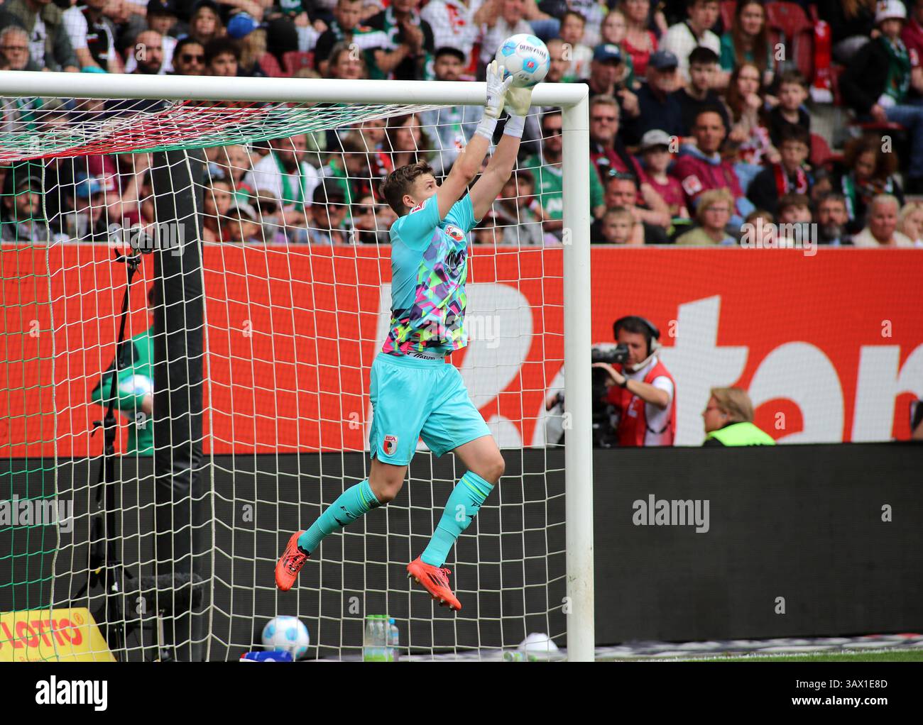 Finn dahmen fc augsburg springt zu einem ball hoch hi-res stock ...